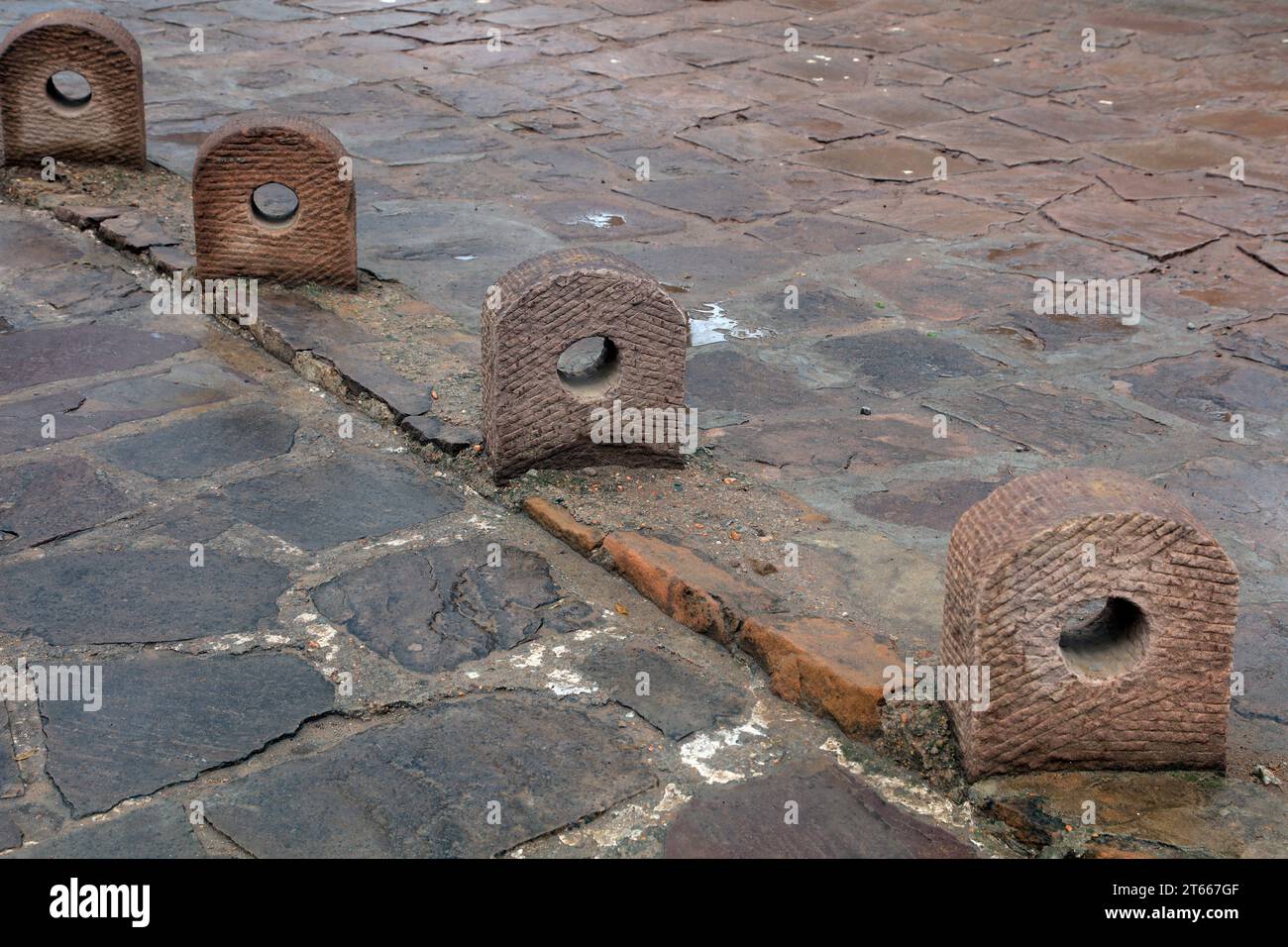 Gravel stone patio old hi-res stock photography and images - Alamy