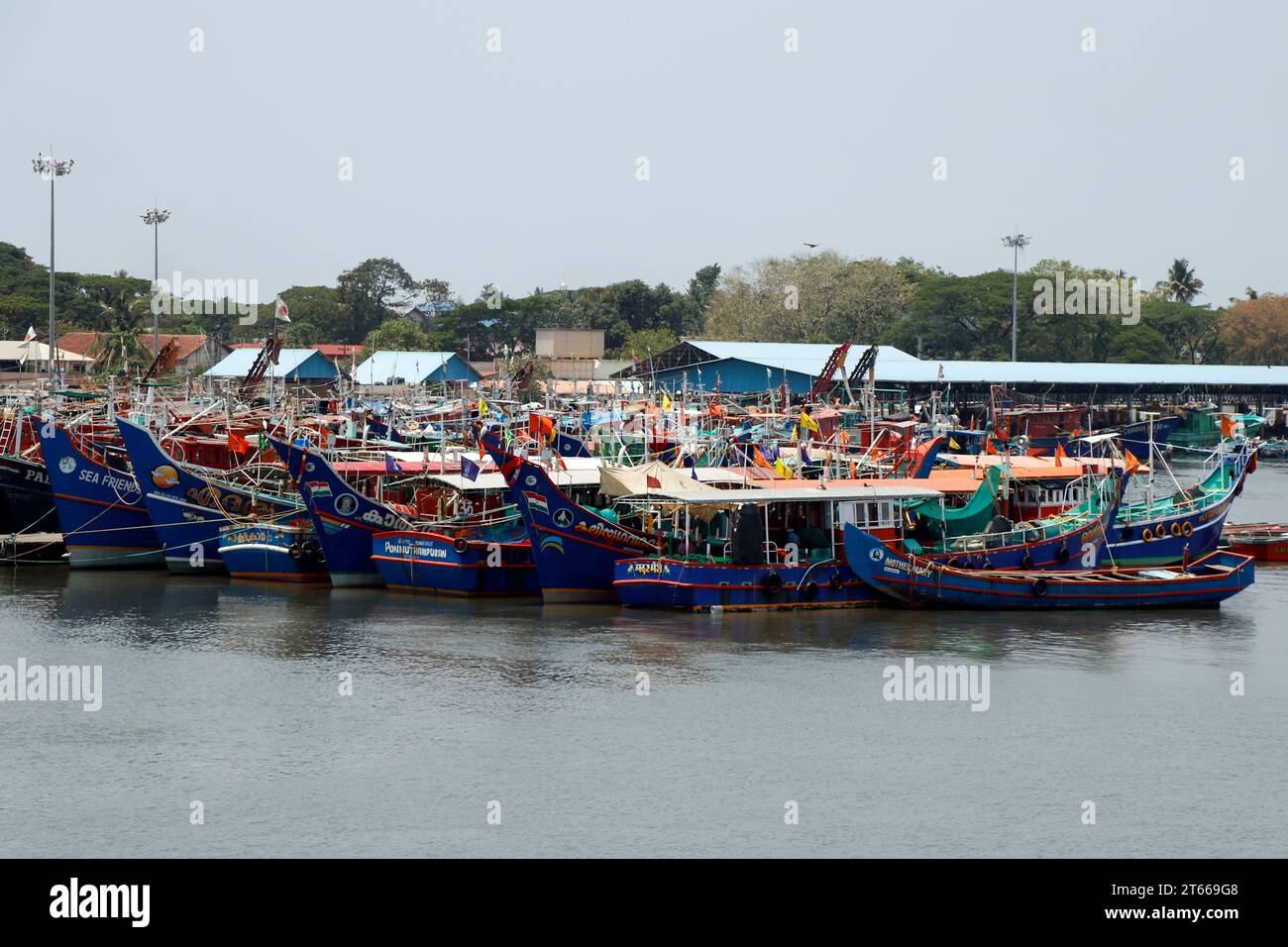 Fishing boats cochin harbour kerala hi-res stock photography and images ...