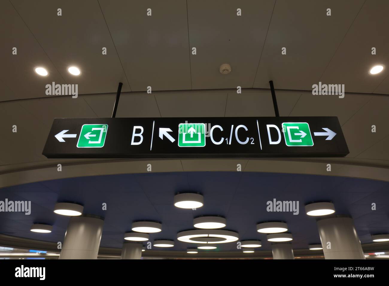 Station columns hi-res stock photography and images - Alamy