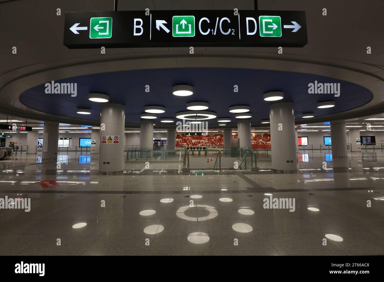 Station columns hi-res stock photography and images - Alamy