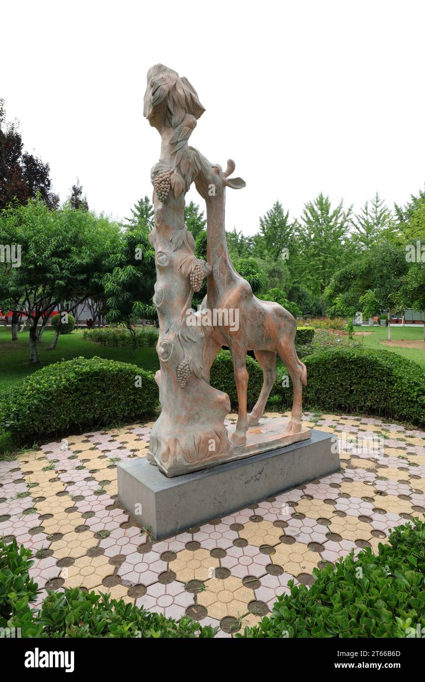 Giraffe sculpture hi-res stock photography and images - Alamy