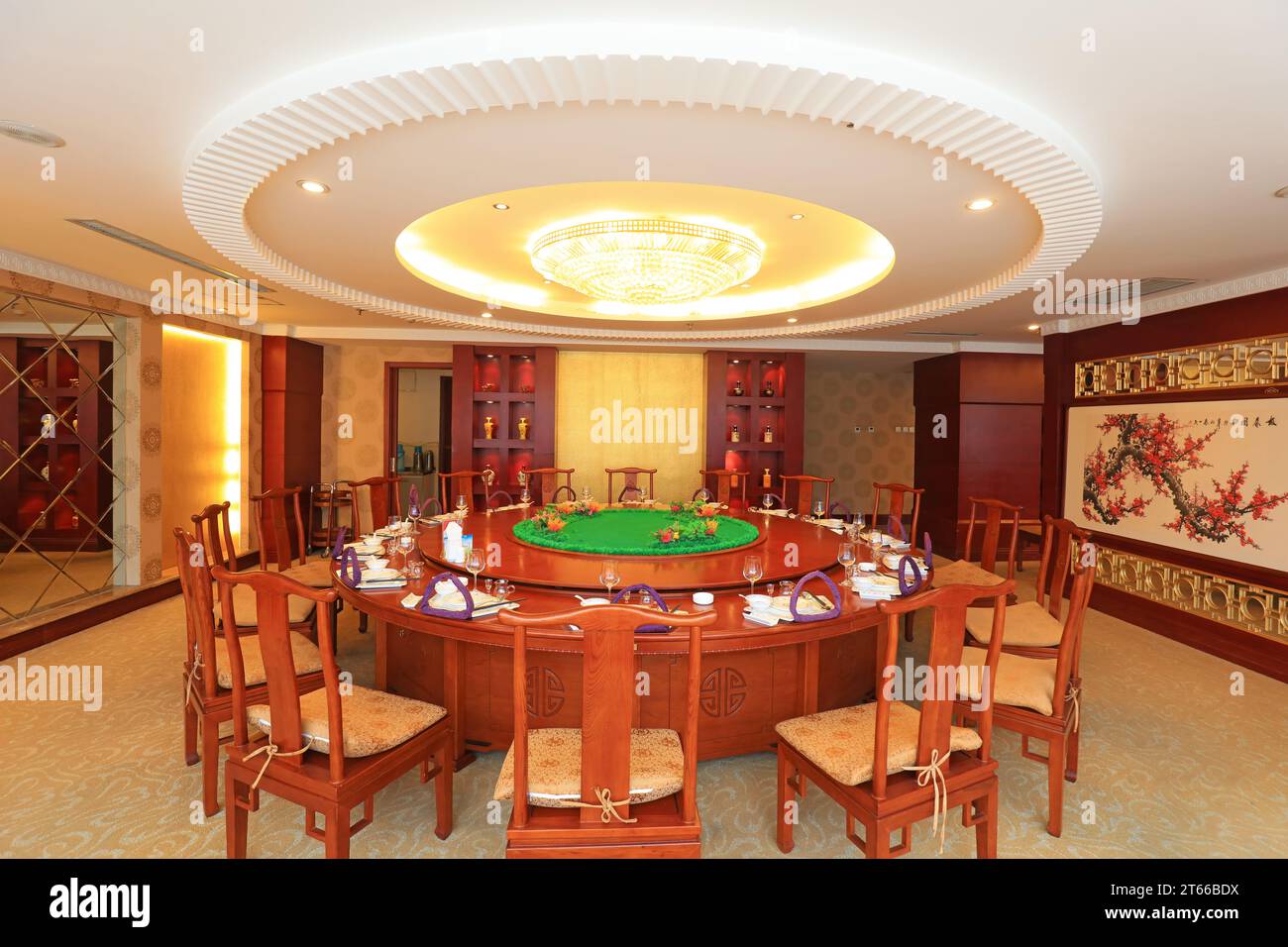 Banquet table in restaurant, Chinese style Stock Photo - Alamy