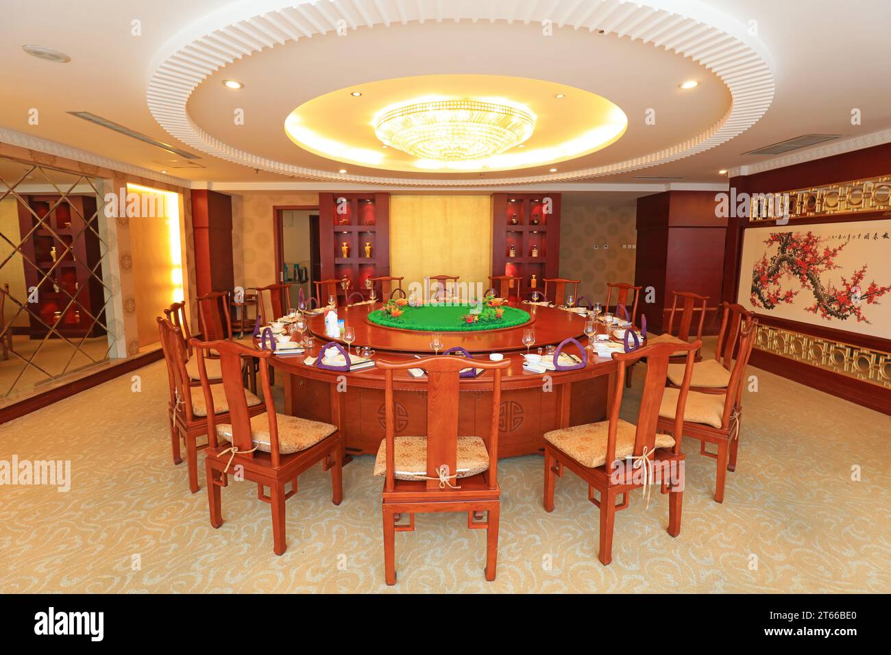 Round table chinese restaurant hi-res stock photography and images - Alamy