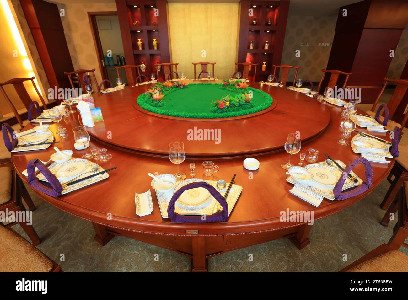 Round table chinese restaurant hi-res stock photography and images - Alamy