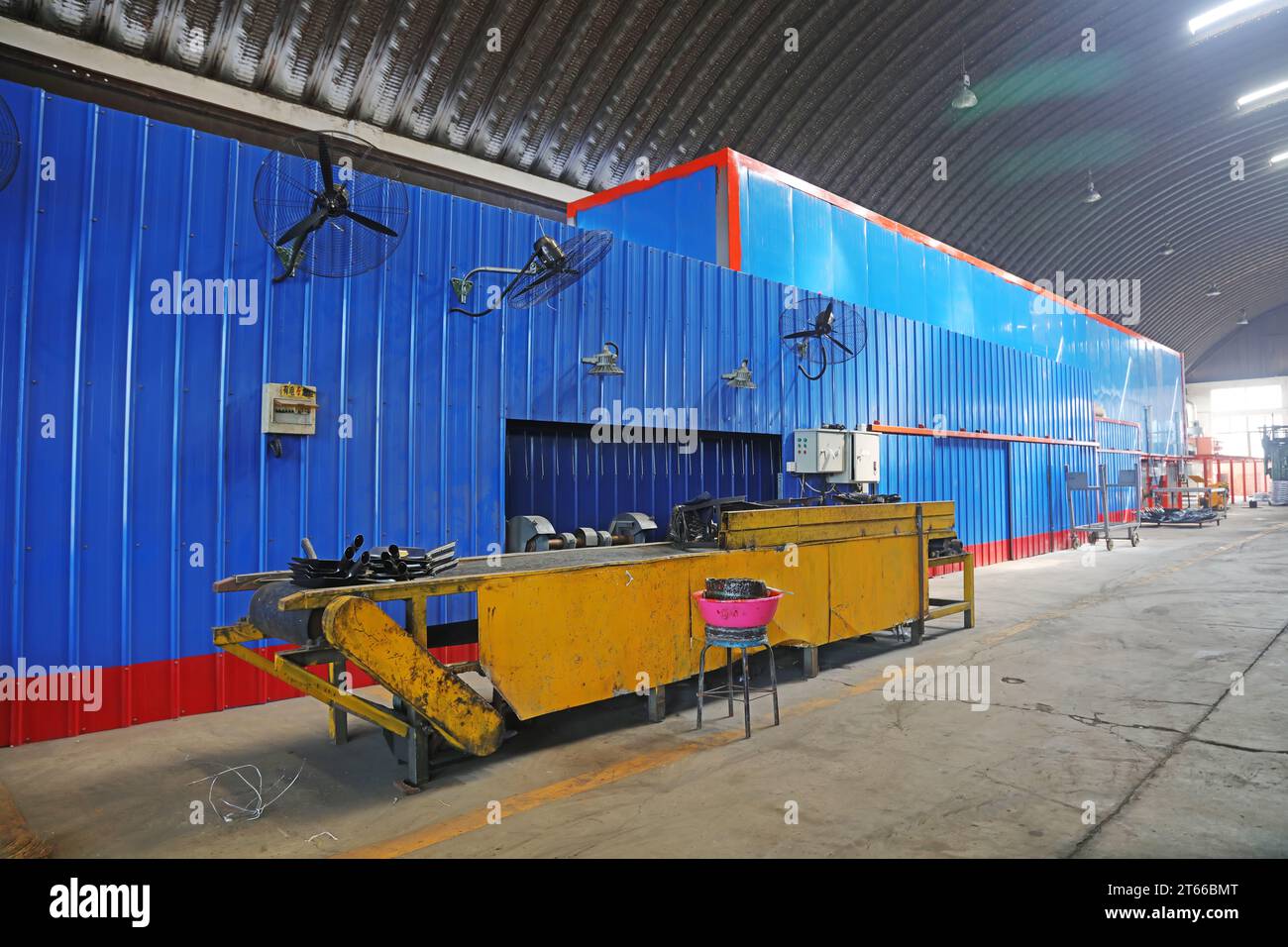 Spray production line in a factory Stock Photo - Alamy