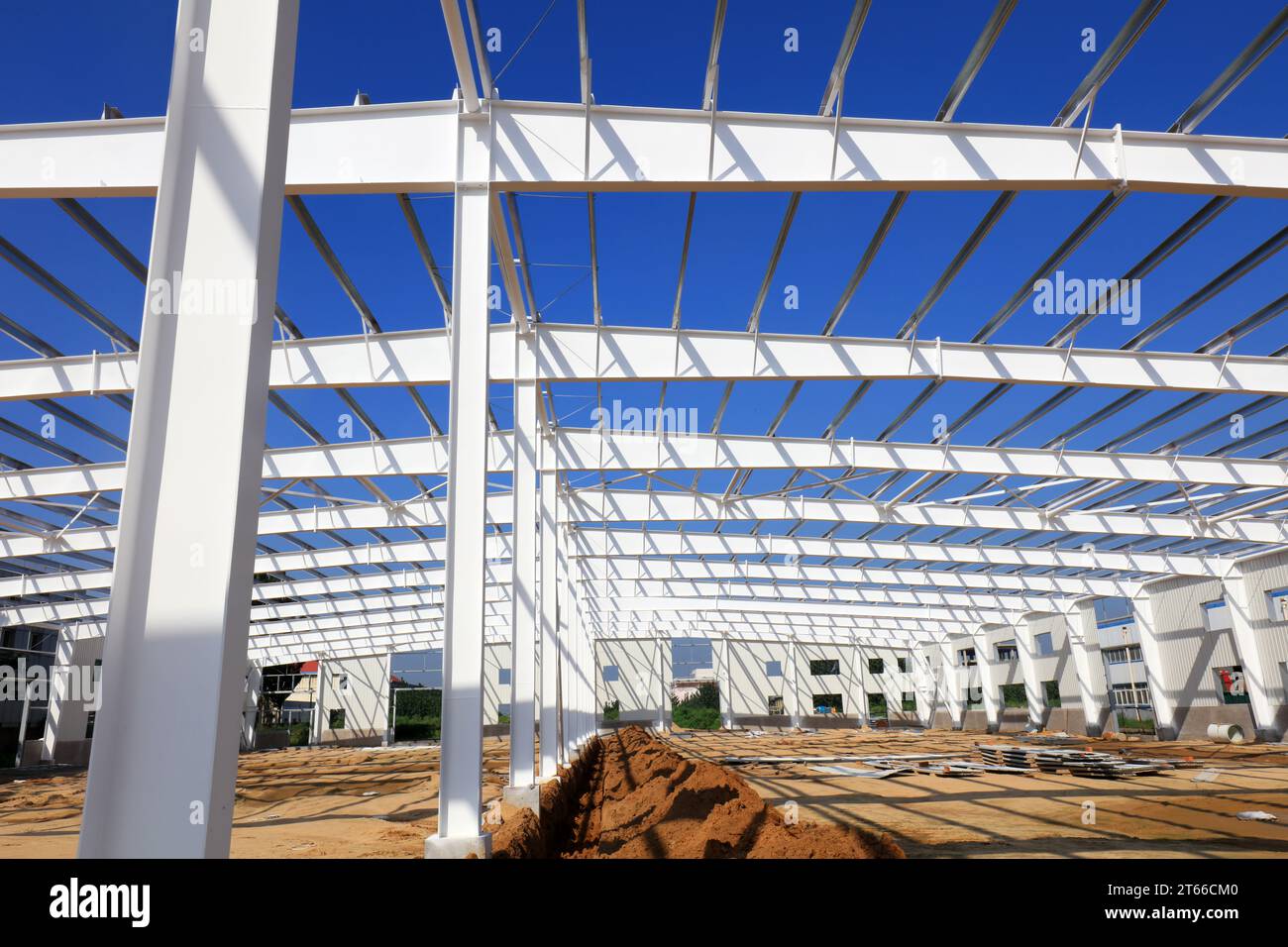 Steel girder truss in a factory Stock Photo - Alamy