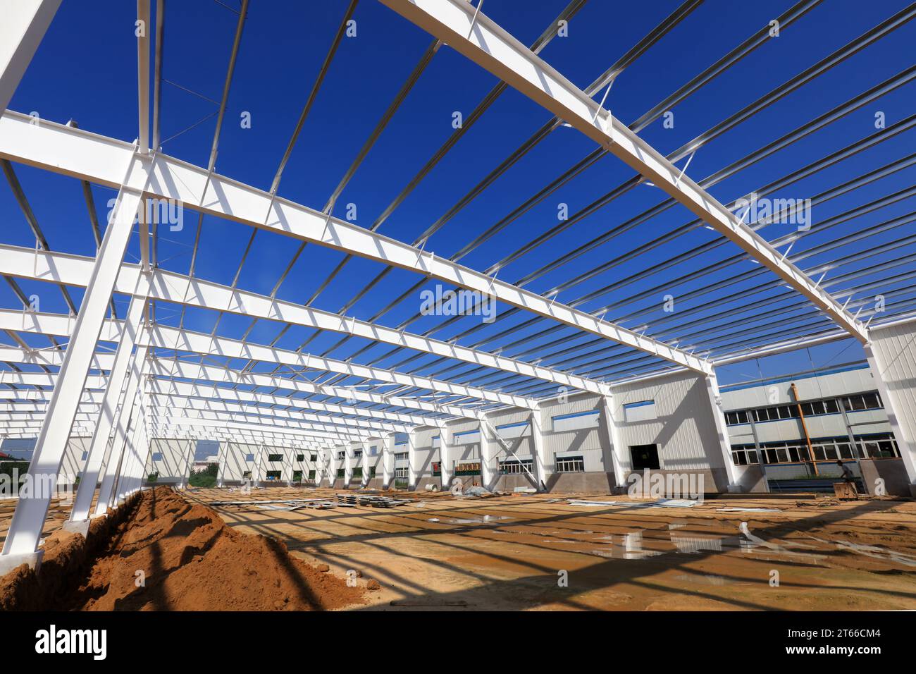 Steel girder truss in a factory Stock Photo - Alamy