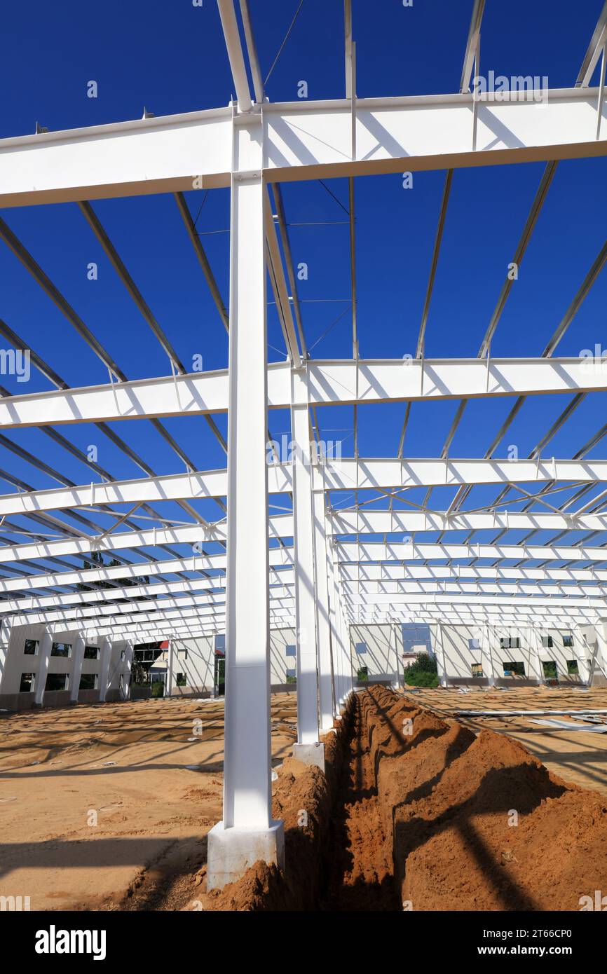 Steel girder truss in a factory Stock Photo - Alamy