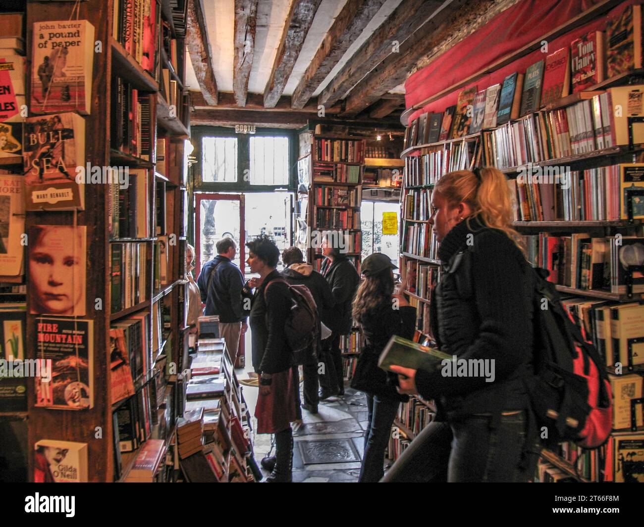 Shakespeare and company paris interior hi-res stock photography and ...