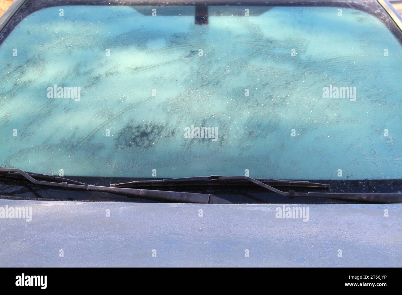 Car windows frozen hi-res stock photography and images - Alamy