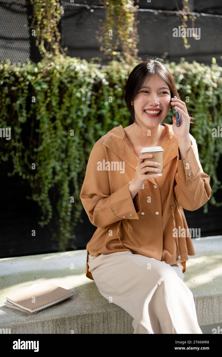 Sitting talking bench media hi-res stock photography and images - Alamy