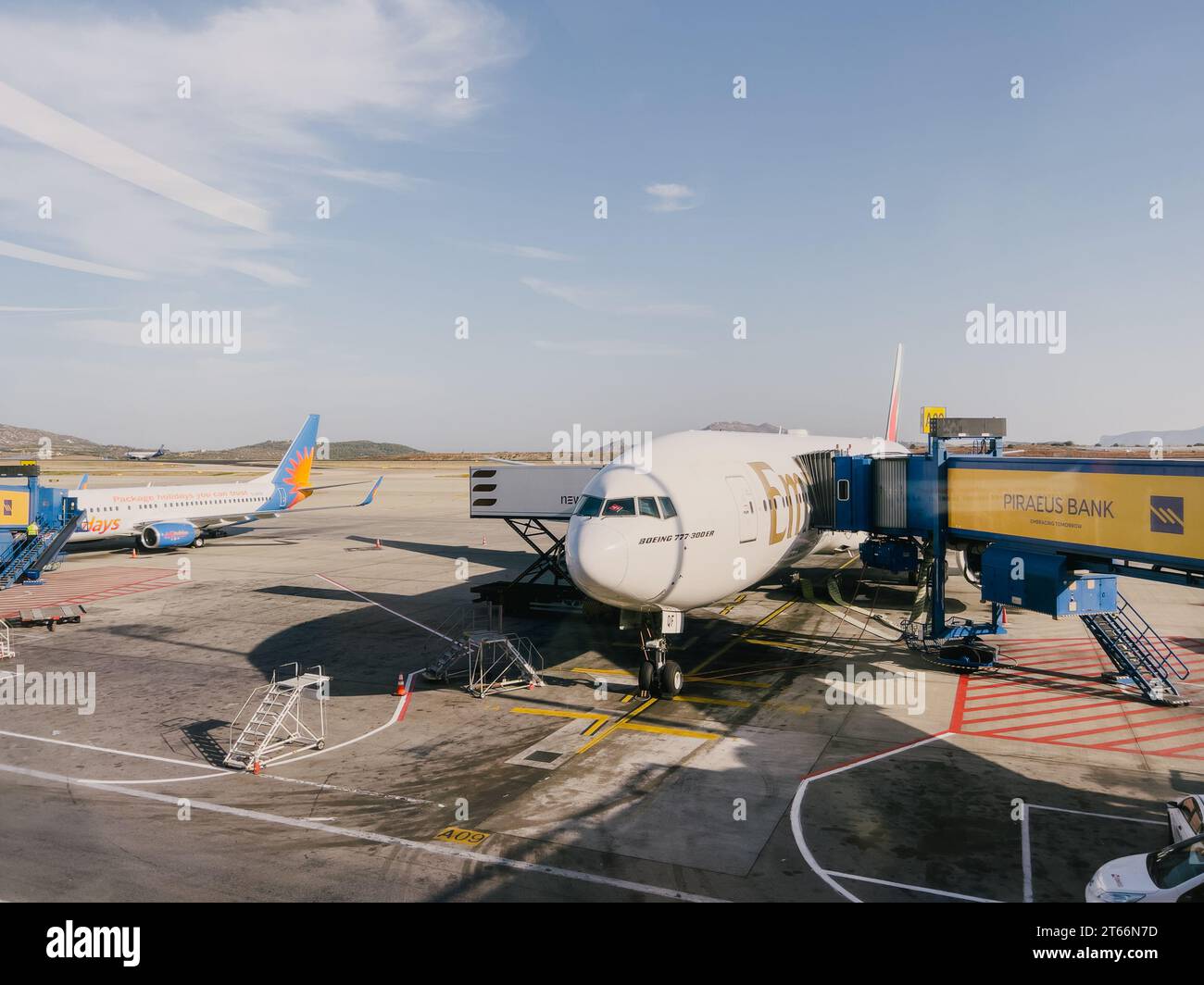 Airplane stands ramp tarmac hi-res stock photography and images - Alamy
