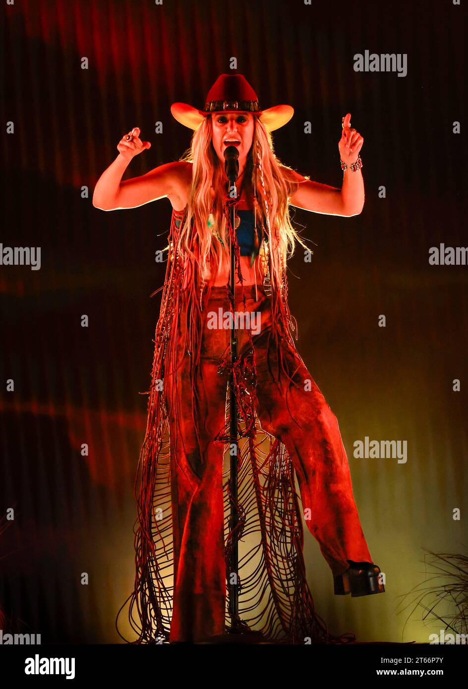 Lainey wilson 2023 cma awards hi-res stock photography and images - Alamy