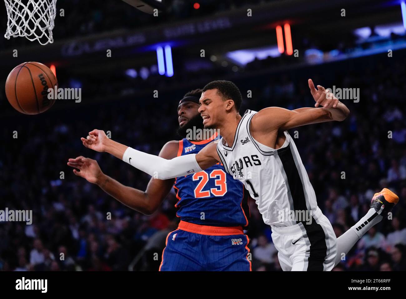 San Antonio Spurs' Victor Wembanyama, right, and New York Knicks ...
