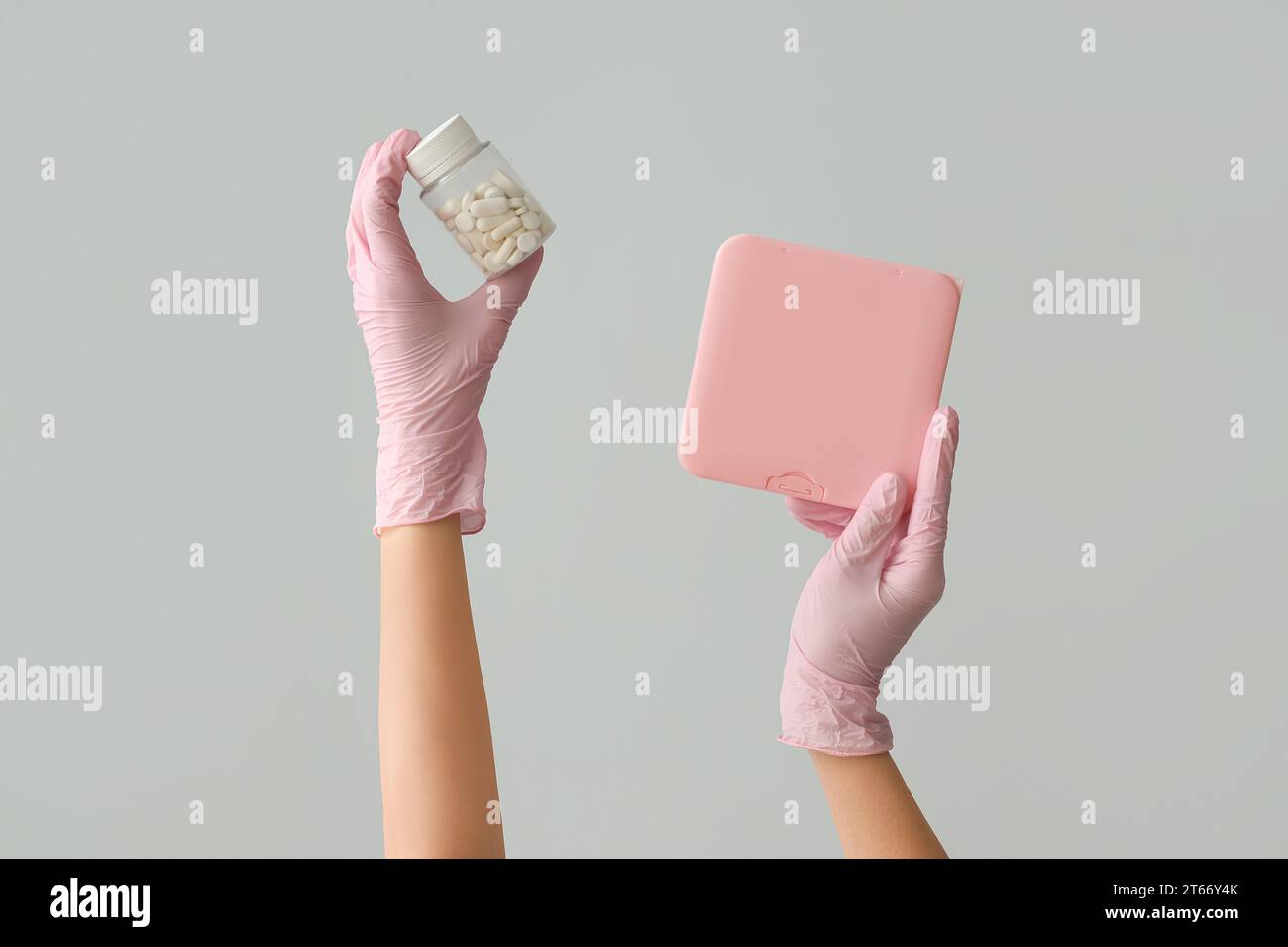 Doctors hands holding bottle hi-res stock photography and images - Alamy