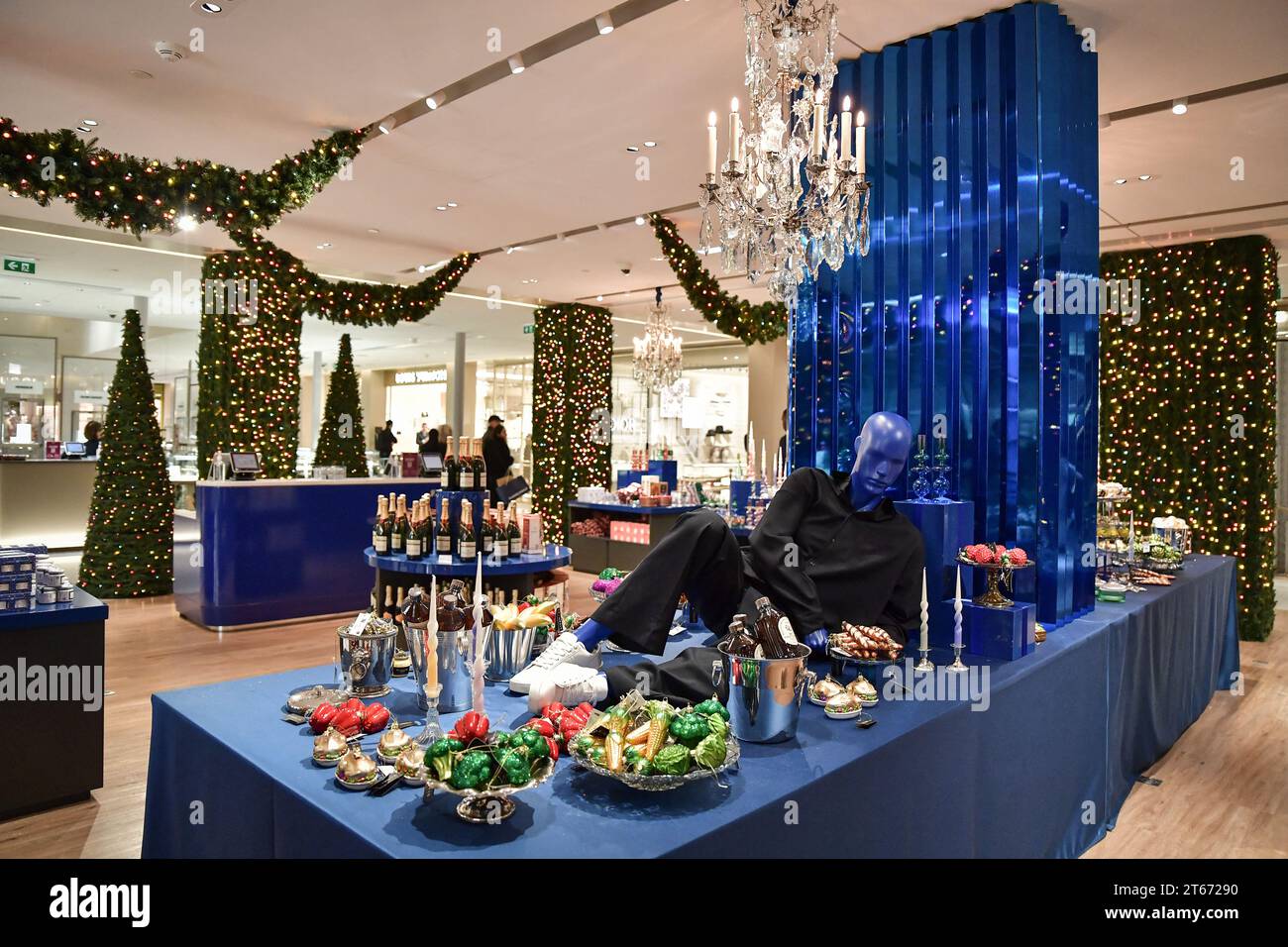 Samaritaine's staff reveals Christmas decoration in Paris on November 8 ...