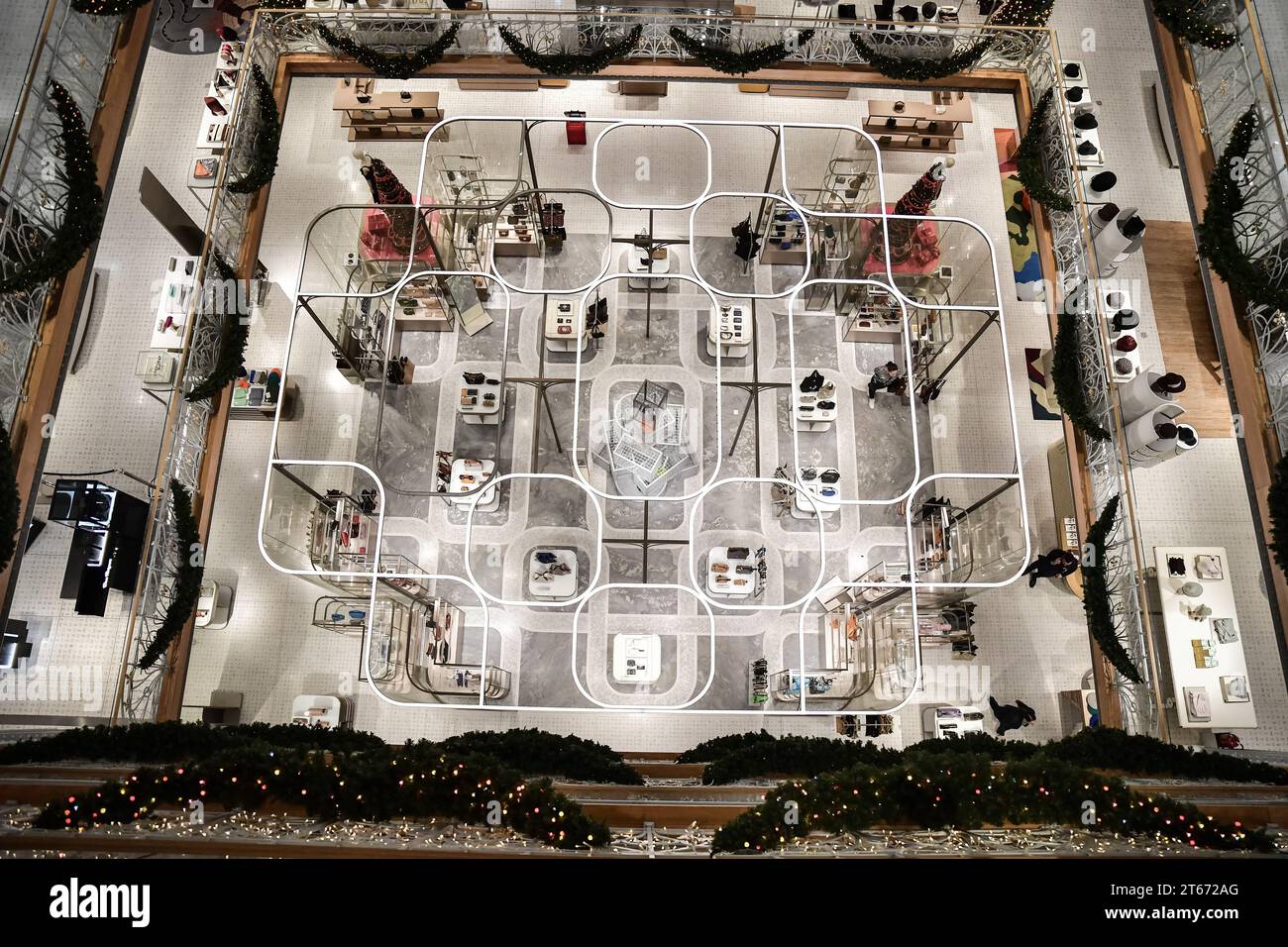 Samaritaine's staff reveals Christmas decoration in Paris on November 8 ...