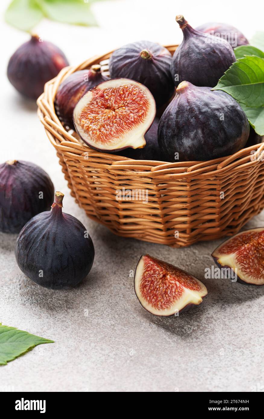 Whole and sliced fresh ripe figs Stock Photo - Alamy