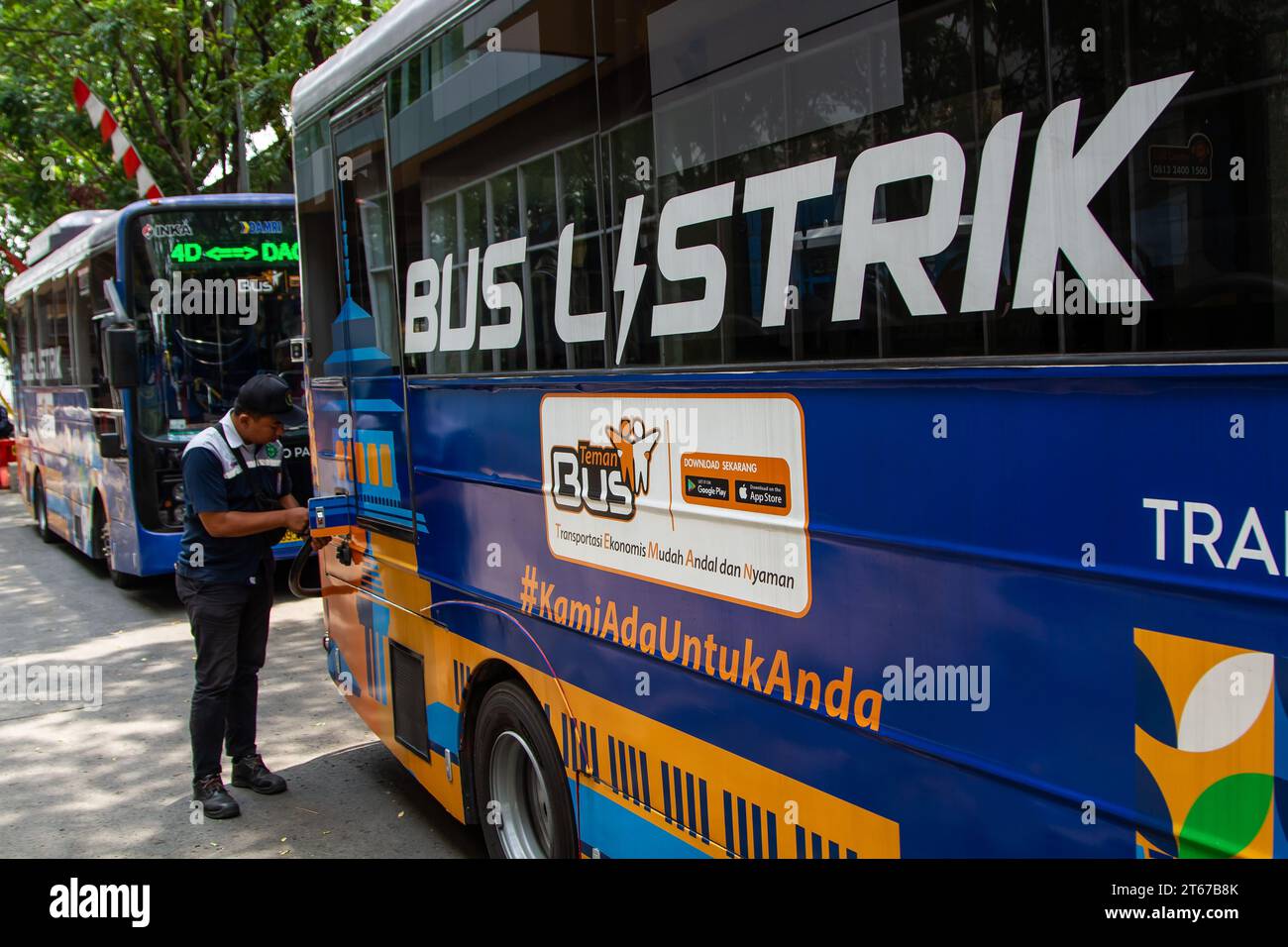 Bandung, West Java, Indonesia. 9th Nov, 2023. A man is seen charging ...