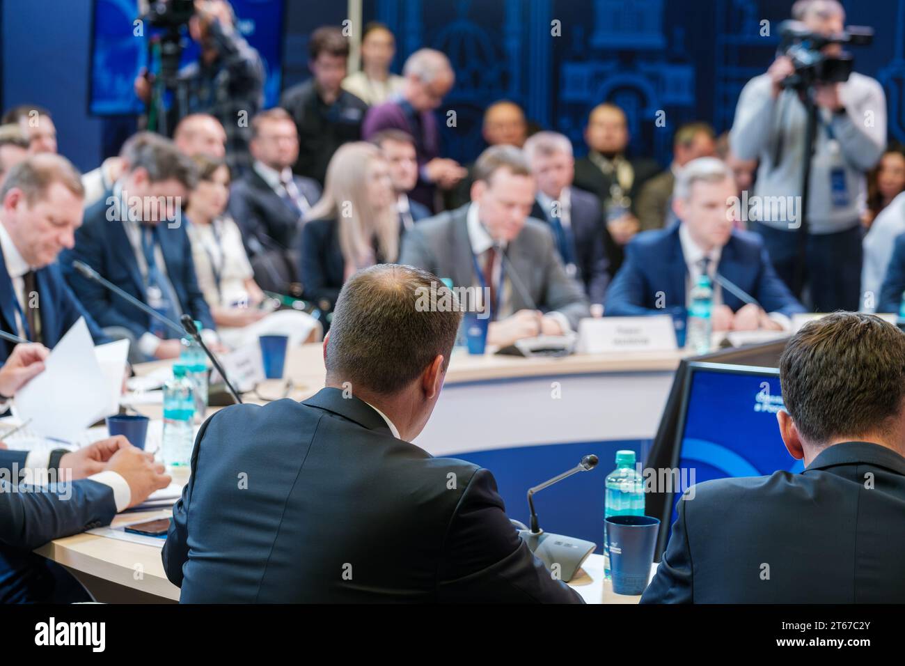 Round table conference hi-res stock photography and images - Alamy