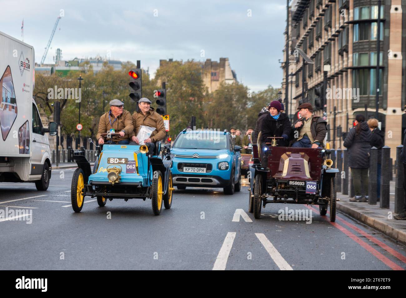 c1901 Clement-Panhard & 1901 Hurtu cars participating in the London to ...