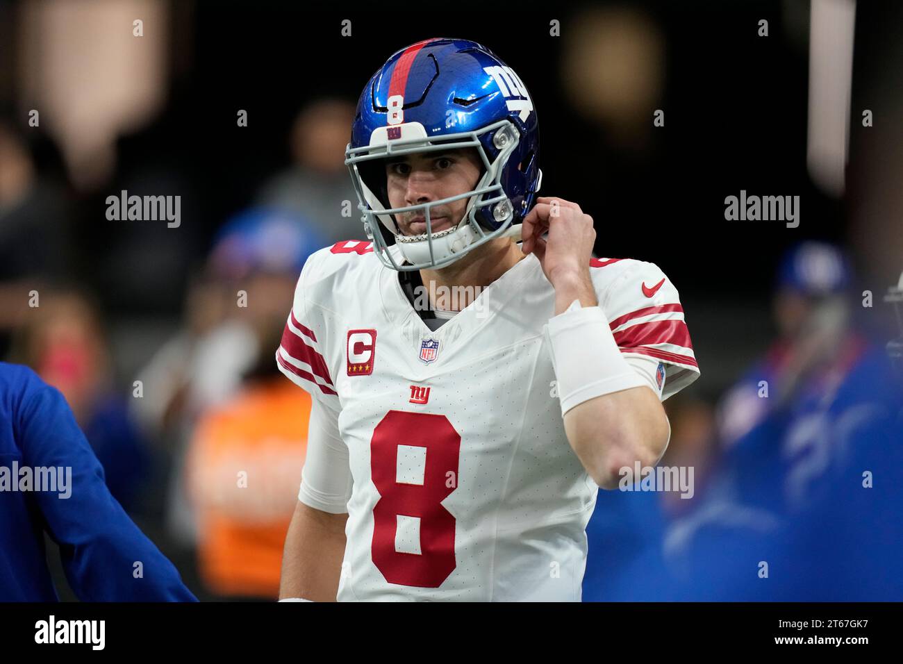New York Giants quarterback Daniel Jones (8) warms up before an NFL ...