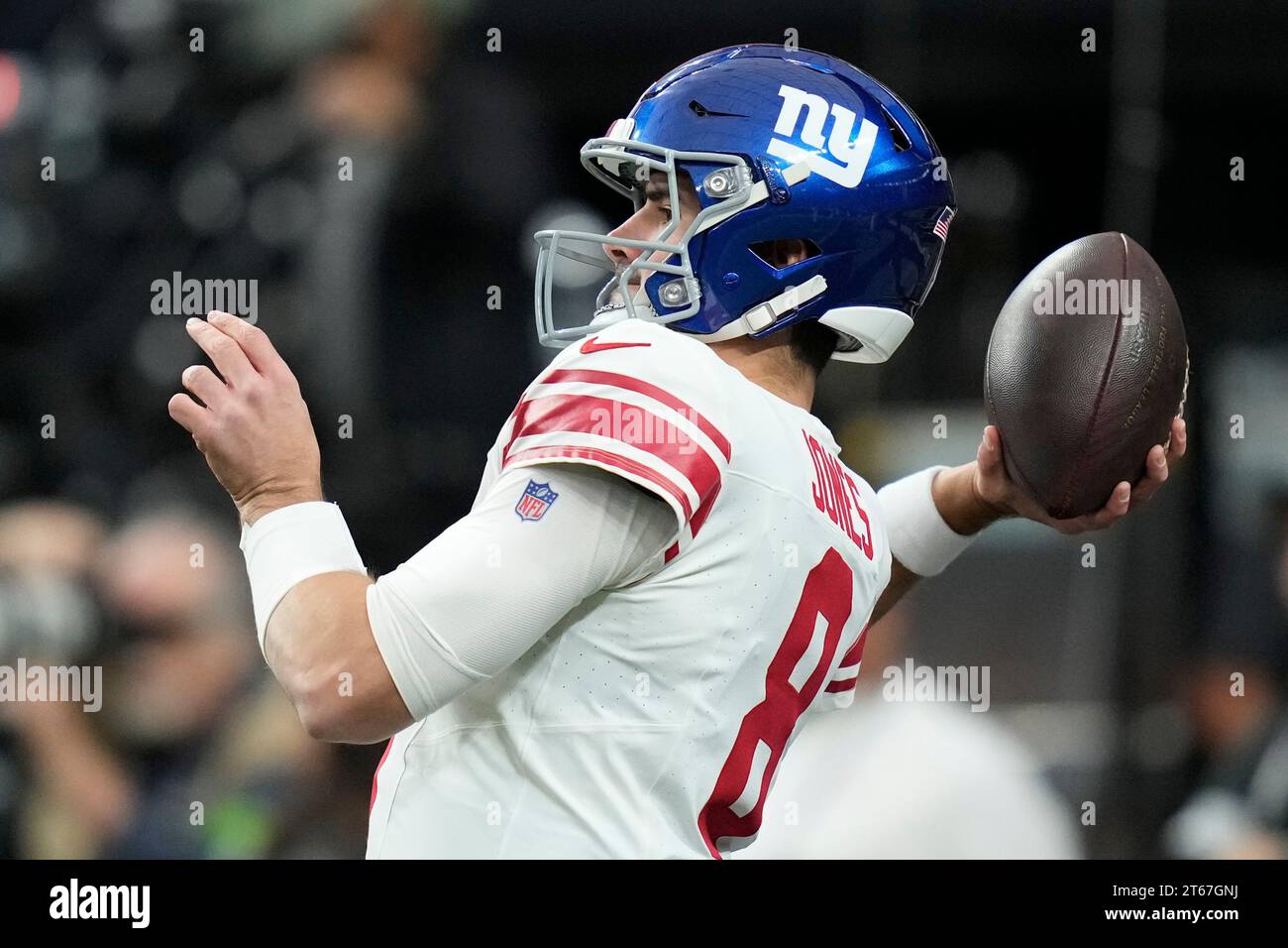 New York Giants quarterback Daniel Jones (8) warms up before an NFL ...