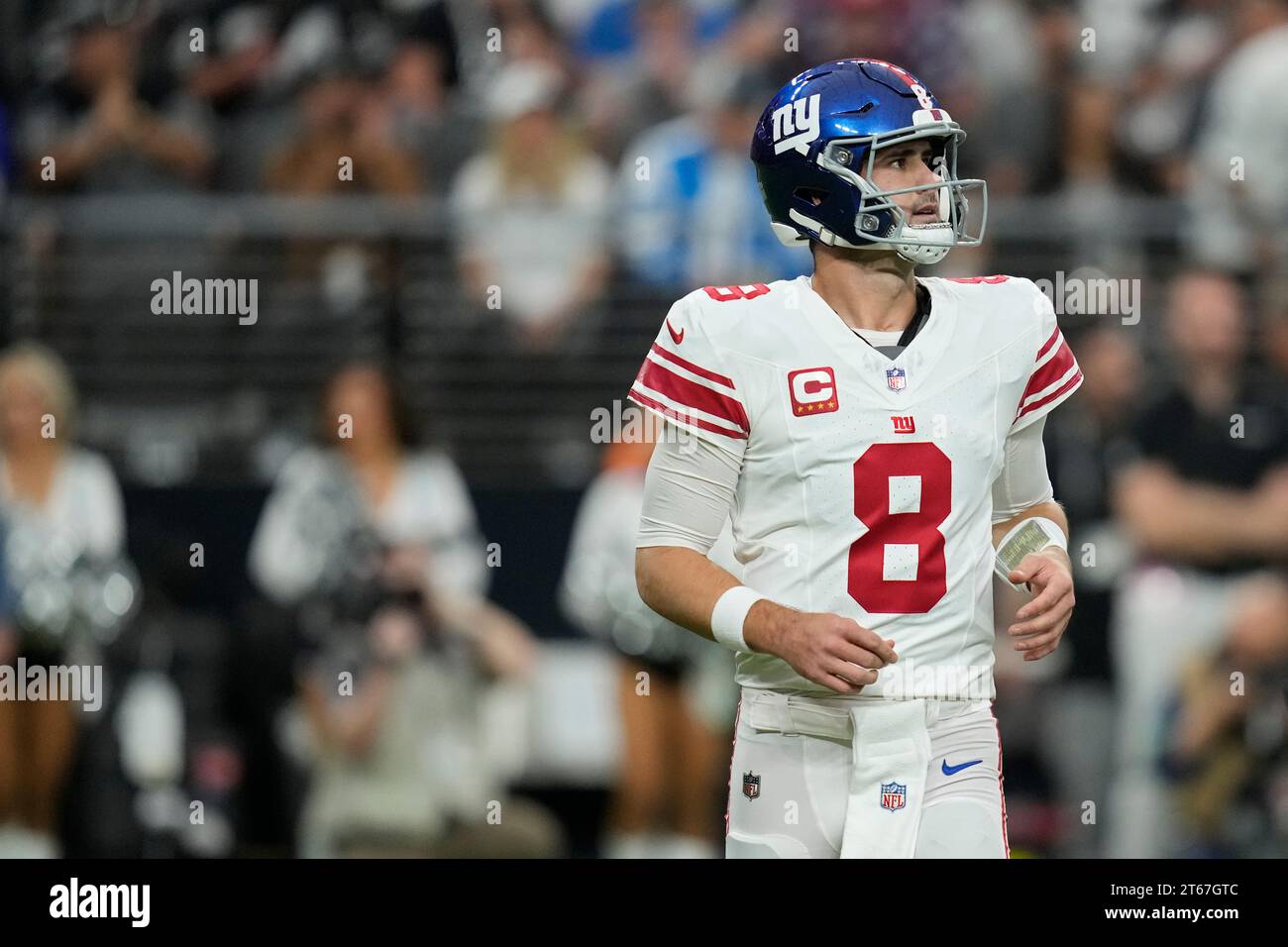 New York Giants quarterback Daniel Jones (8) plays against the Las ...