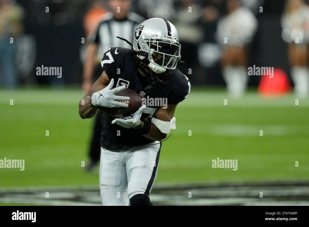 Las Vegas Raiders wide receiver Davante Adams (17) plays against the ...