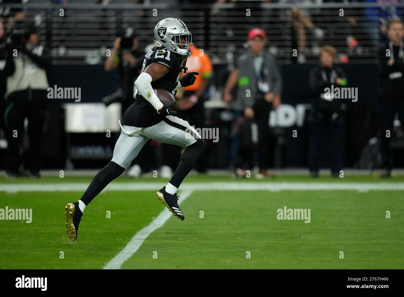 Las Vegas Raiders cornerback Amik Robertson (21) plays against the New ...