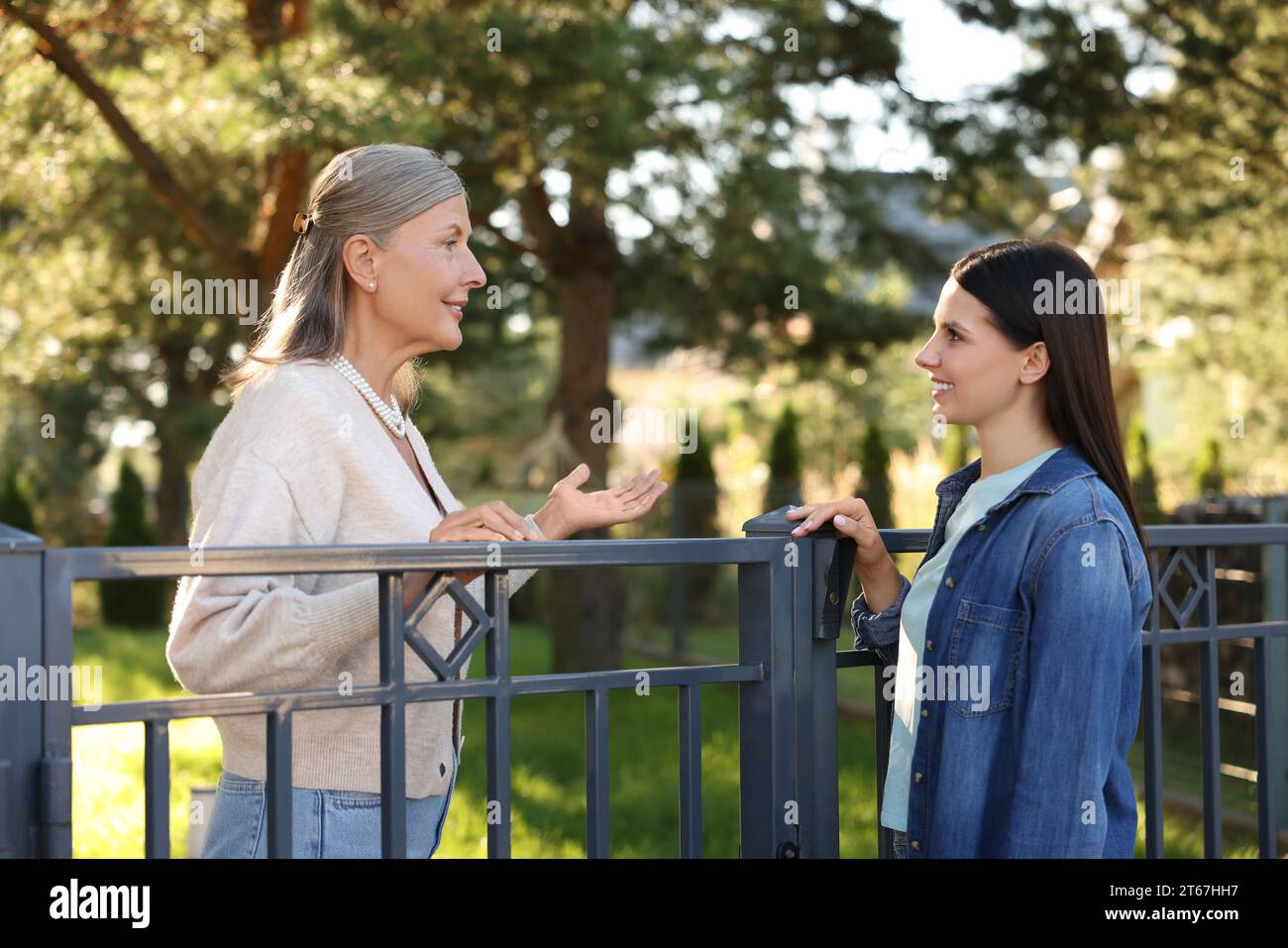 Neighbours talking hi-res stock photography and images - Alamy