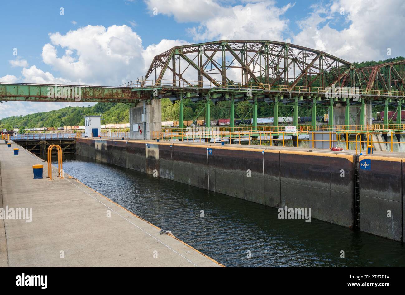The Erie Canal Lock #10 in Upstate New York Stock Photo - Alamy