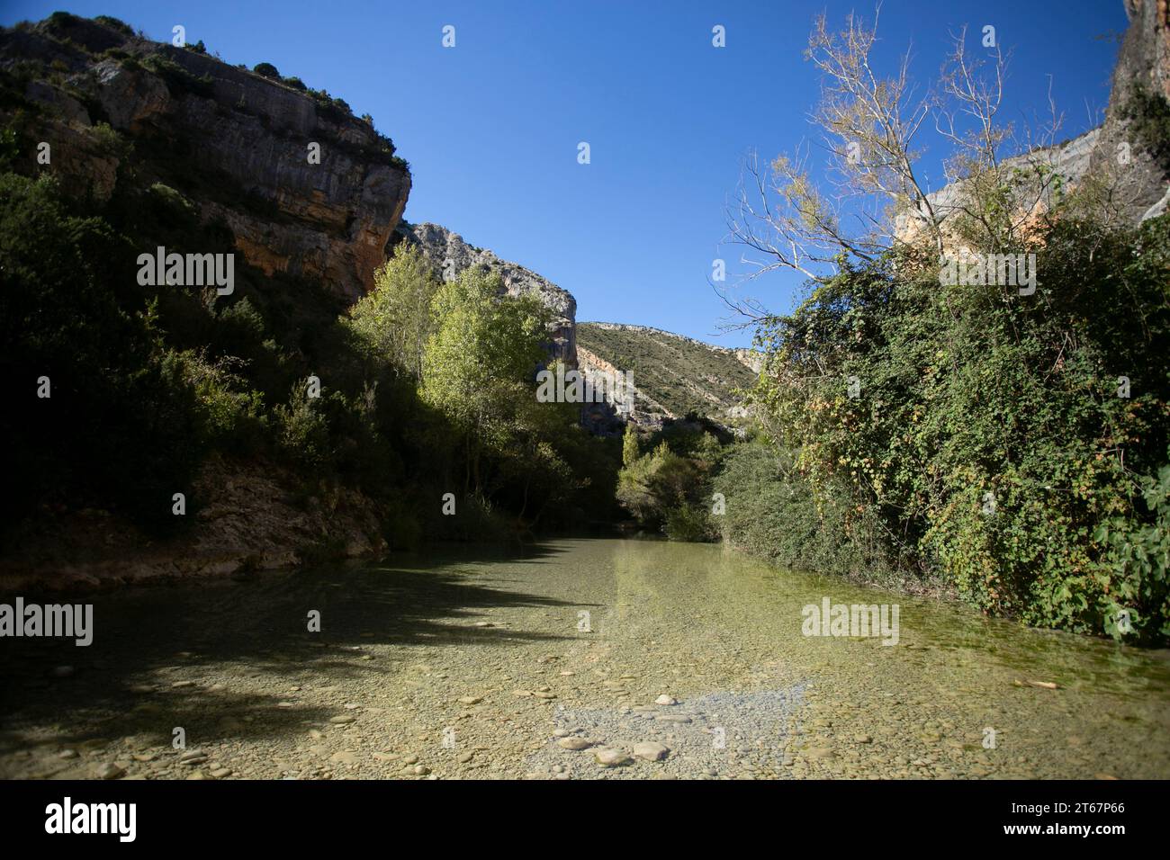 Ruta de las pasarelas, Alquézar. Beautiful route across the river ...