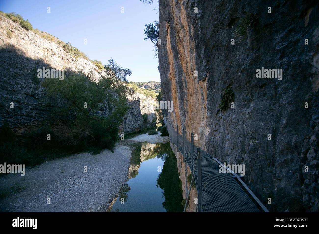 Ruta de las pasarelas, Alquézar. Beautiful route across the river ...