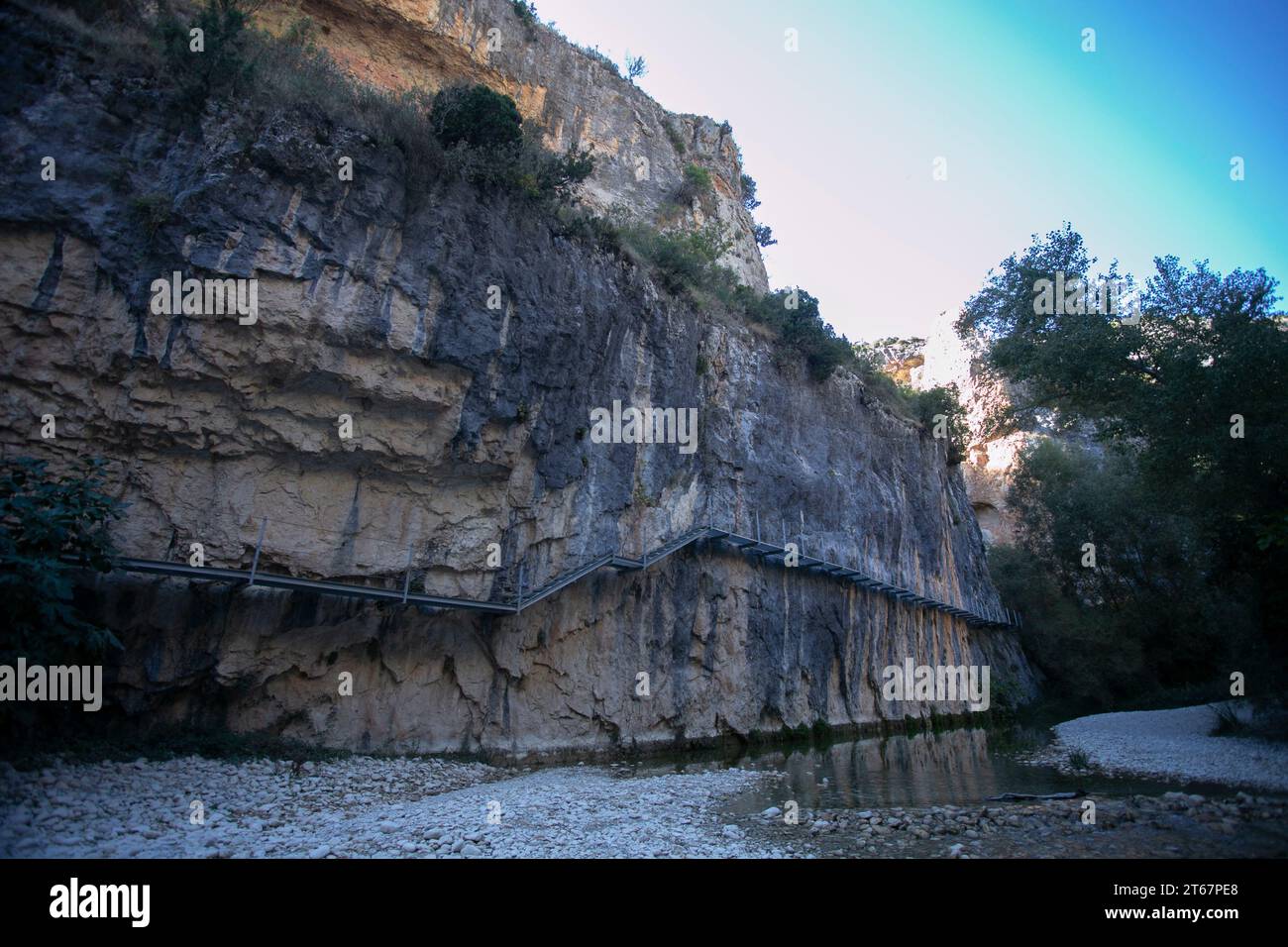 Ruta de las pasarelas, Alquézar. Beautiful route across the river ...