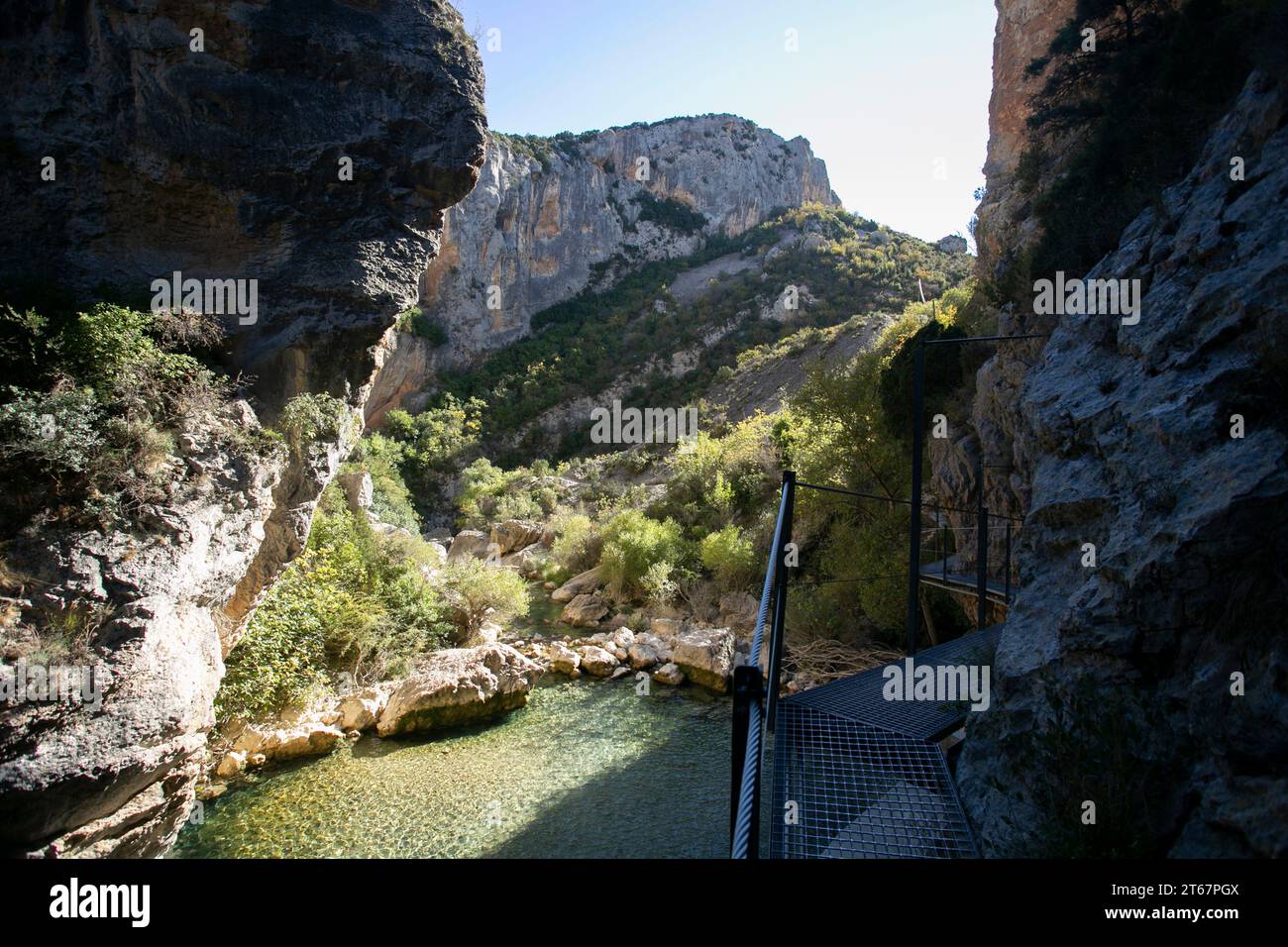Ruta de las pasarelas, Alquézar. Beautiful route across the river ...