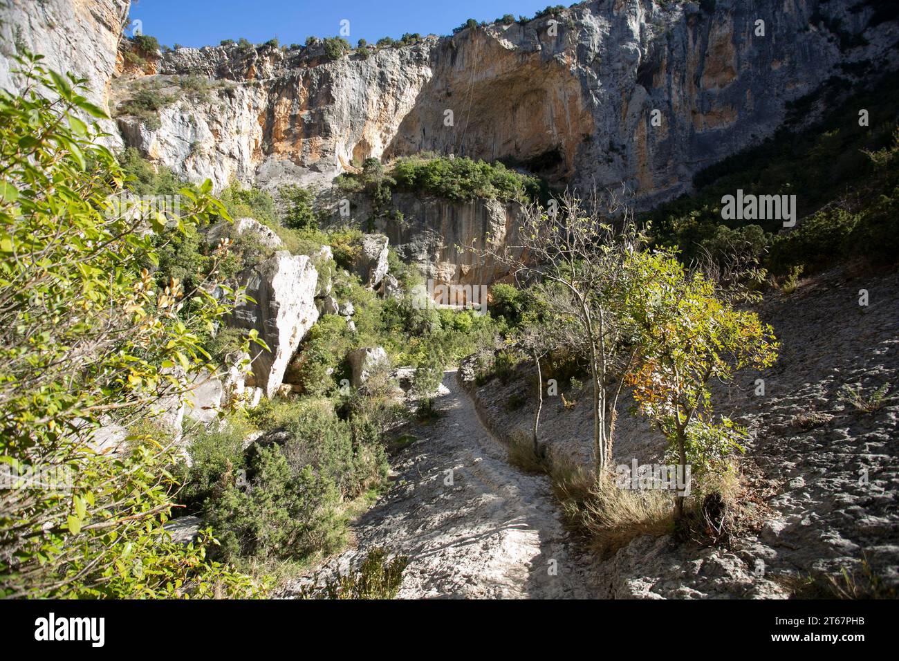 Ruta de las pasarelas, Alquézar. Beautiful route across the river ...