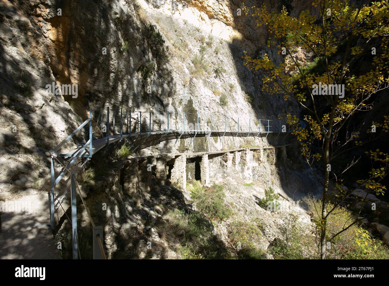 Ruta de las pasarelas, Alquézar. Beautiful route across the river ...
