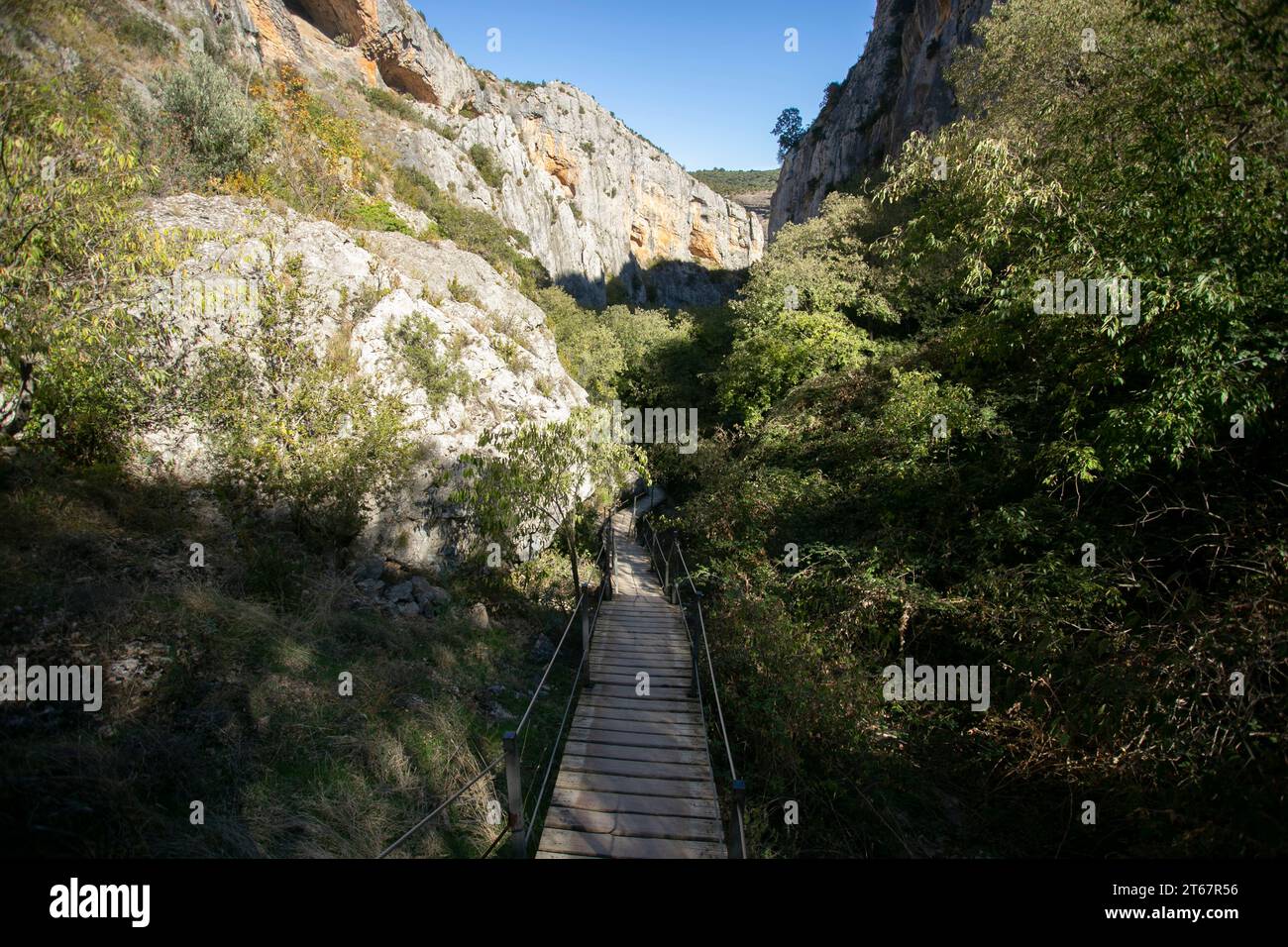 Ruta de las pasarelas, Alquézar. Beautiful route across the river ...