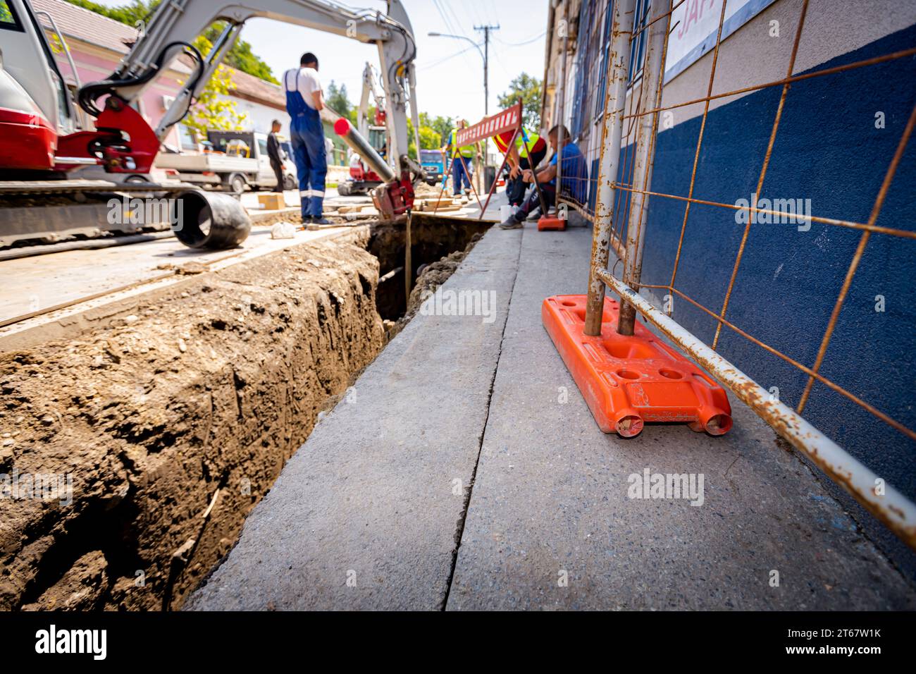 Plastic fence foot is for stability of temporary metal wire fence ...