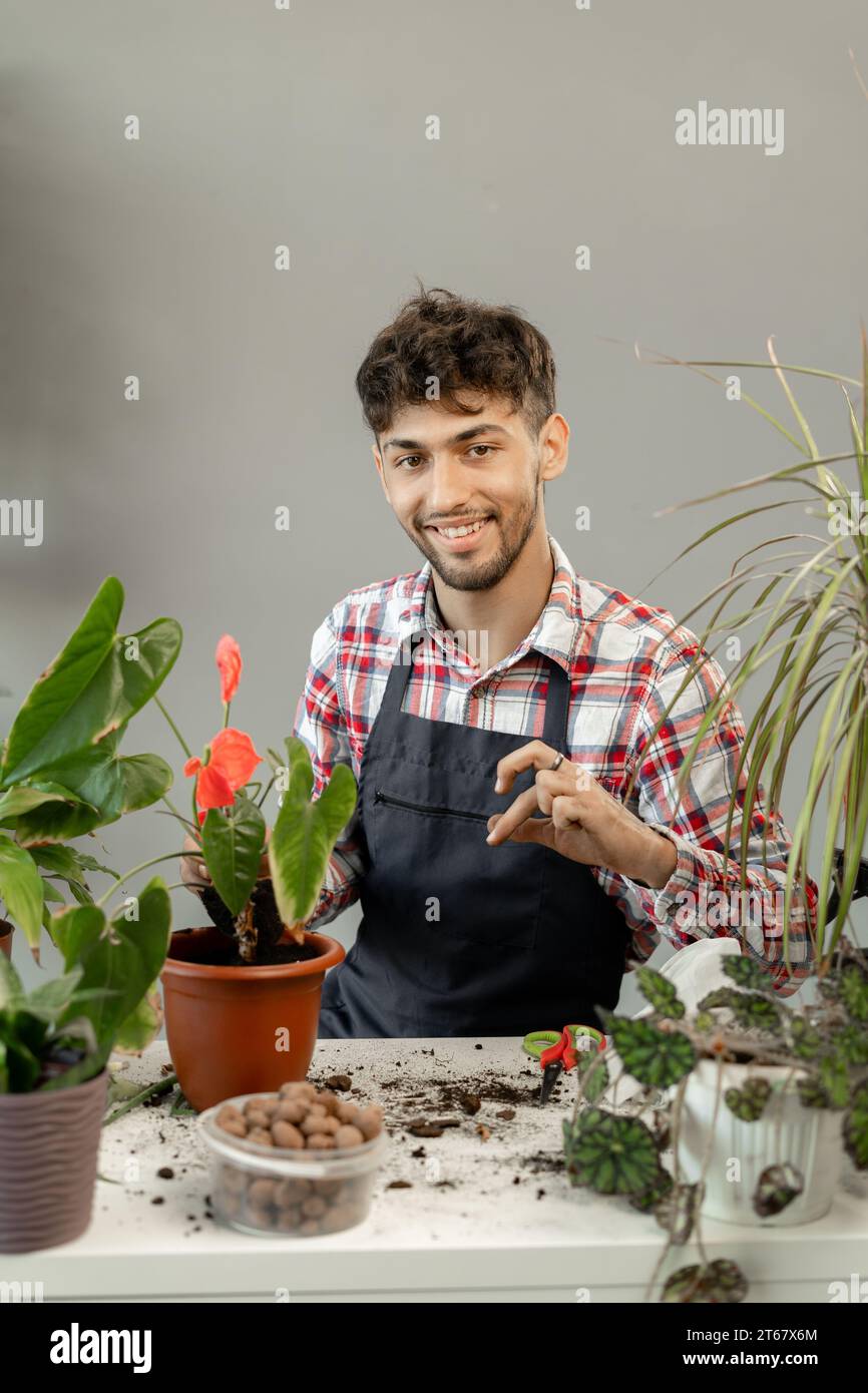 Man carrying pot plants hi-res stock photography and images - Alamy