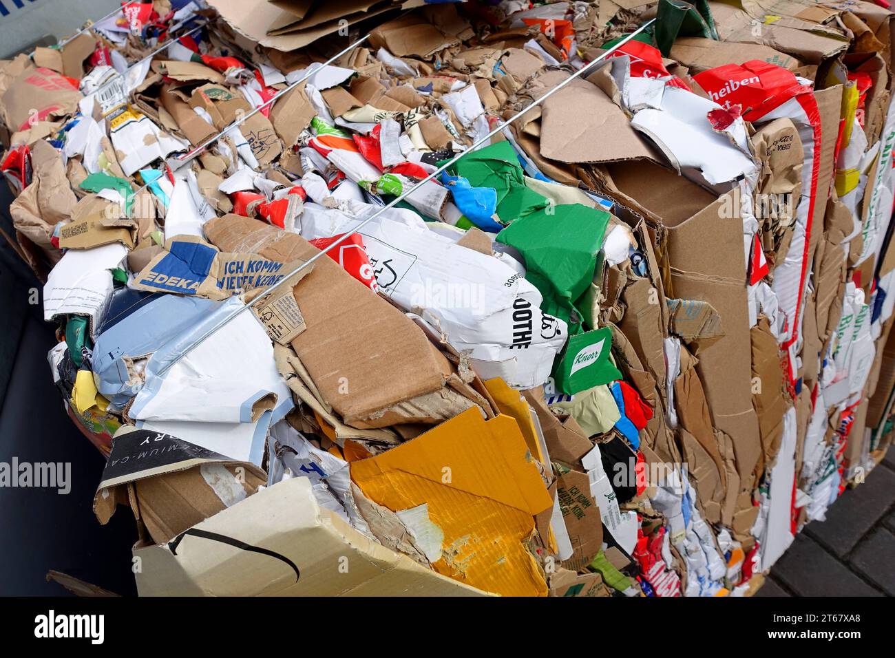 Recycling von papier und pappe hi-res stock photography and images - Alamy
