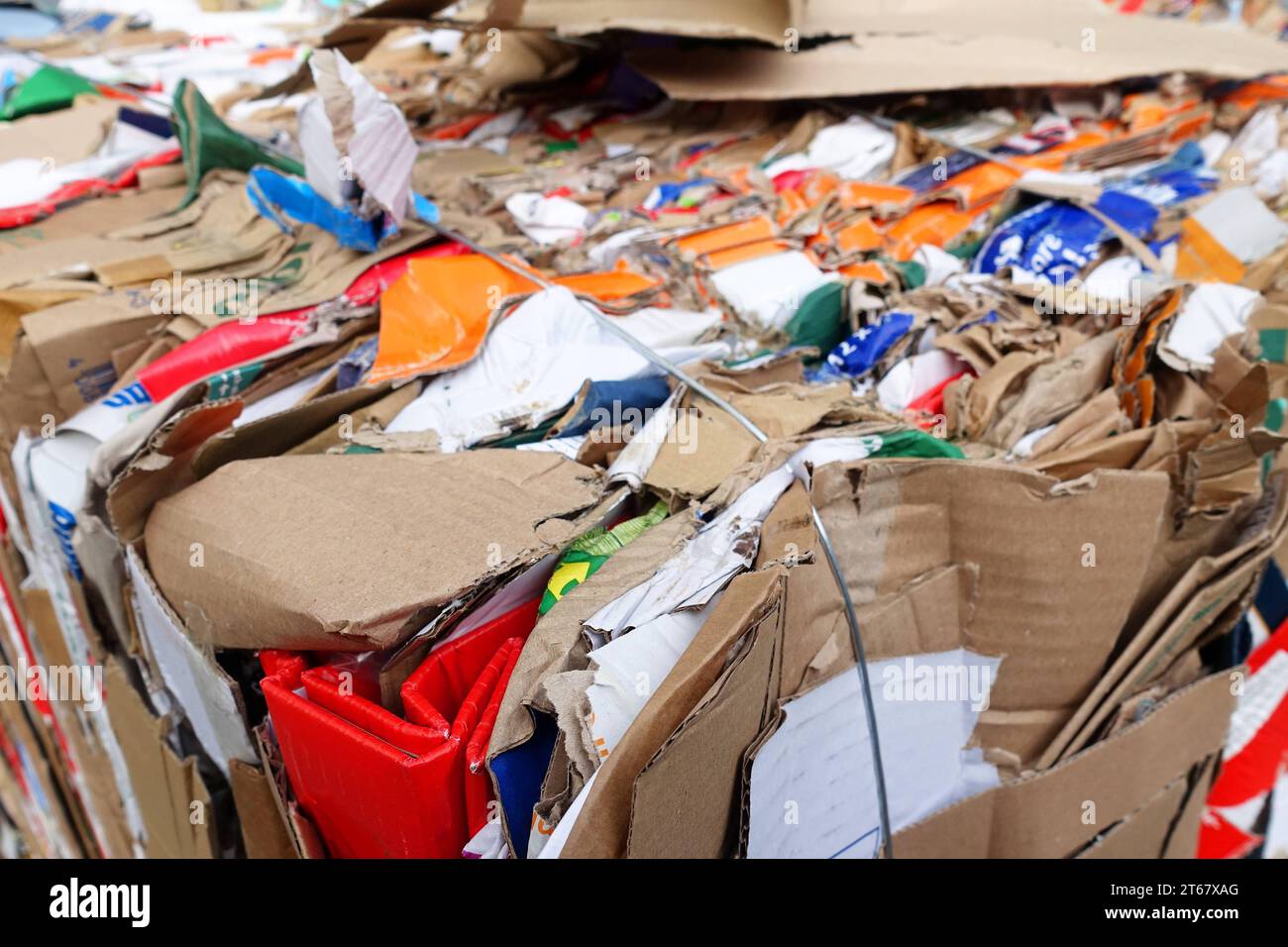 Recycling von papier und pappe hi-res stock photography and images - Alamy