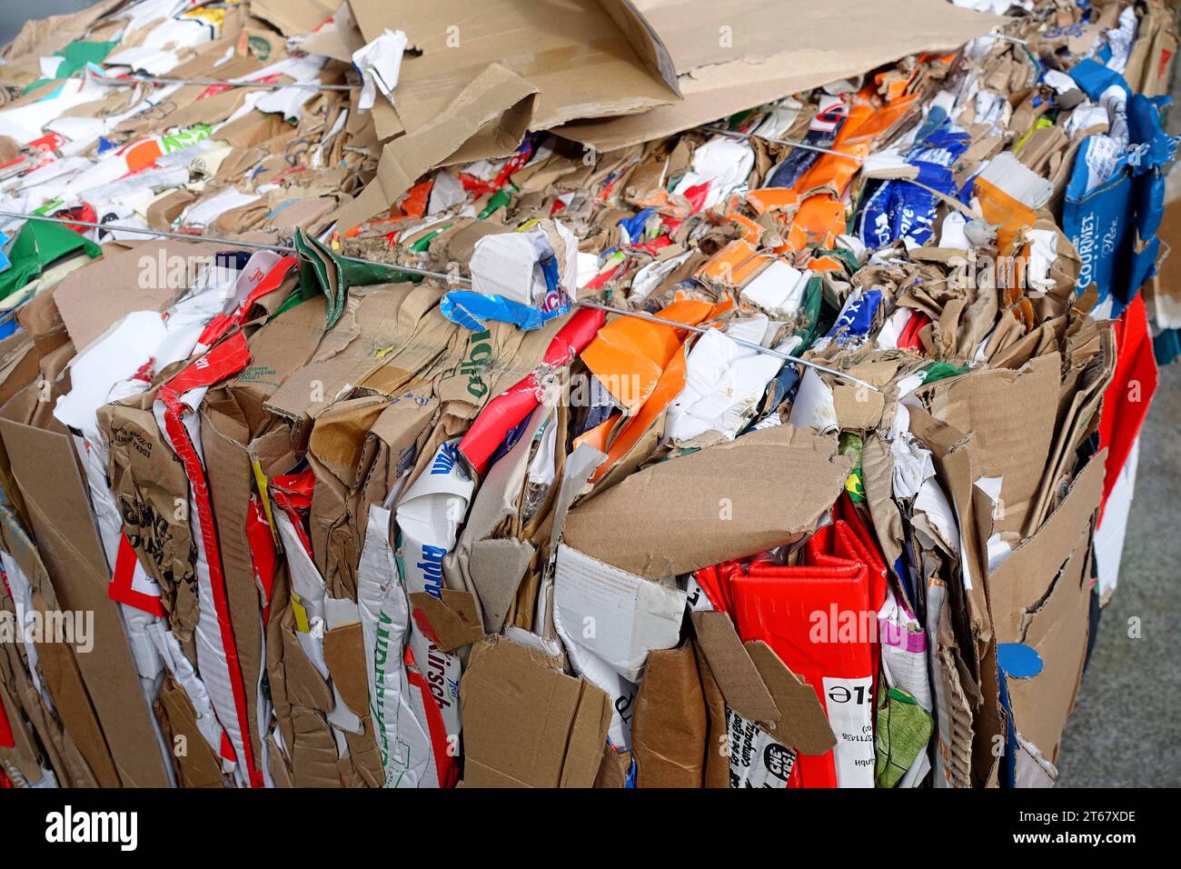 Recycling von papier und pappe hi-res stock photography and images - Alamy
