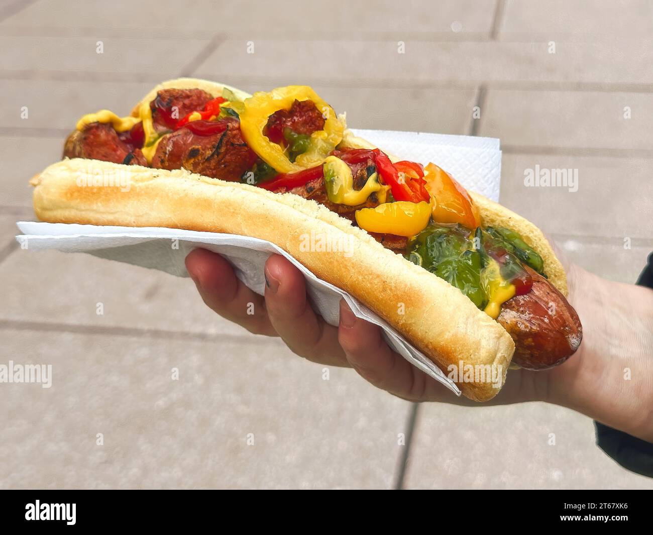 Hand a hot dog hi-res stock photography and images - Alamy