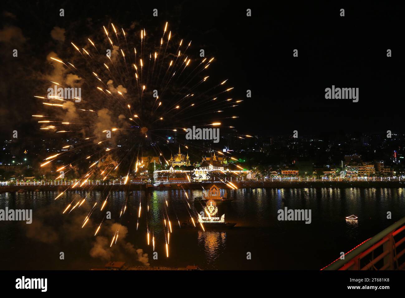 Phnom penh water festival firework hi-res stock photography and images ...