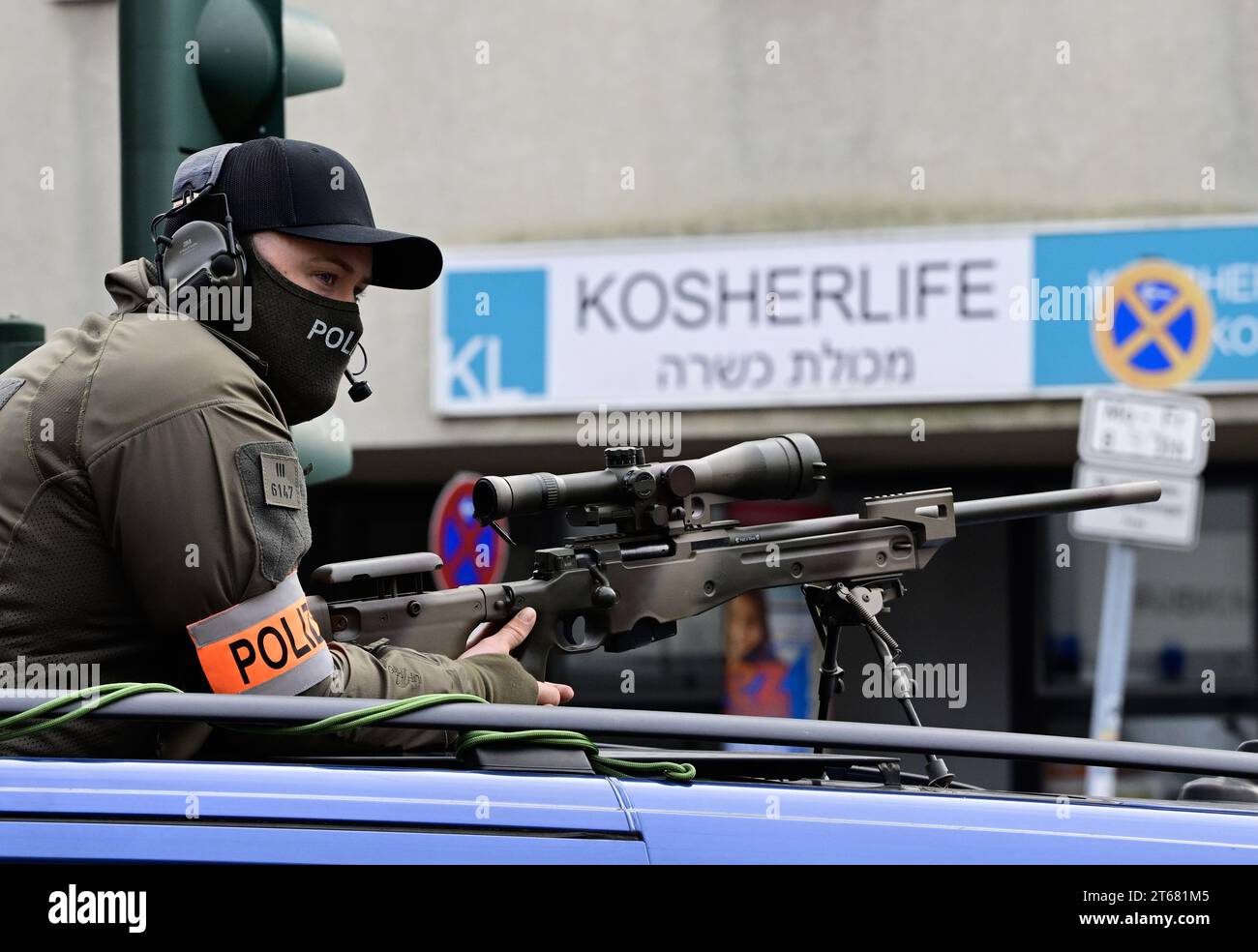 Berlin, Germany. 09th Nov, 2023. A police officer from the elite unit ...