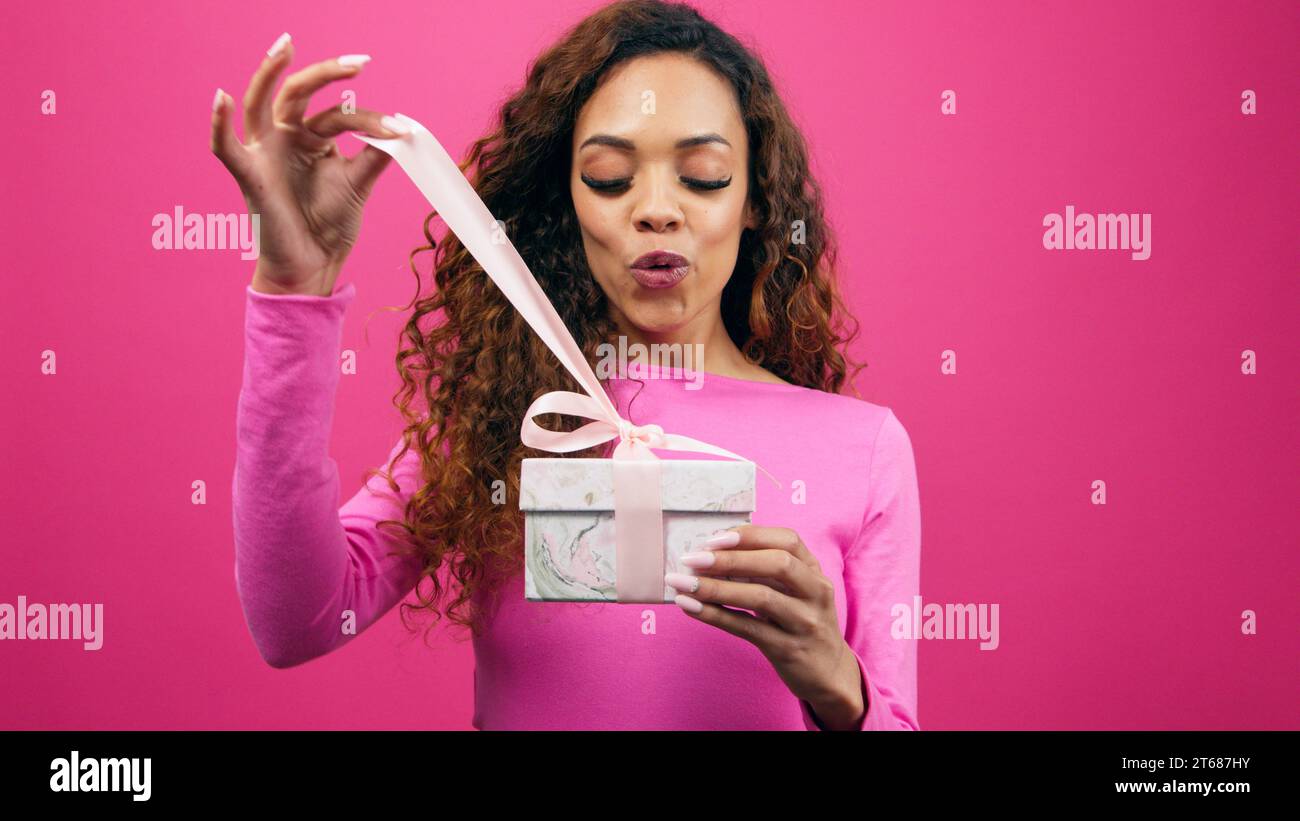 Untie hi-res stock photography and images - Alamy