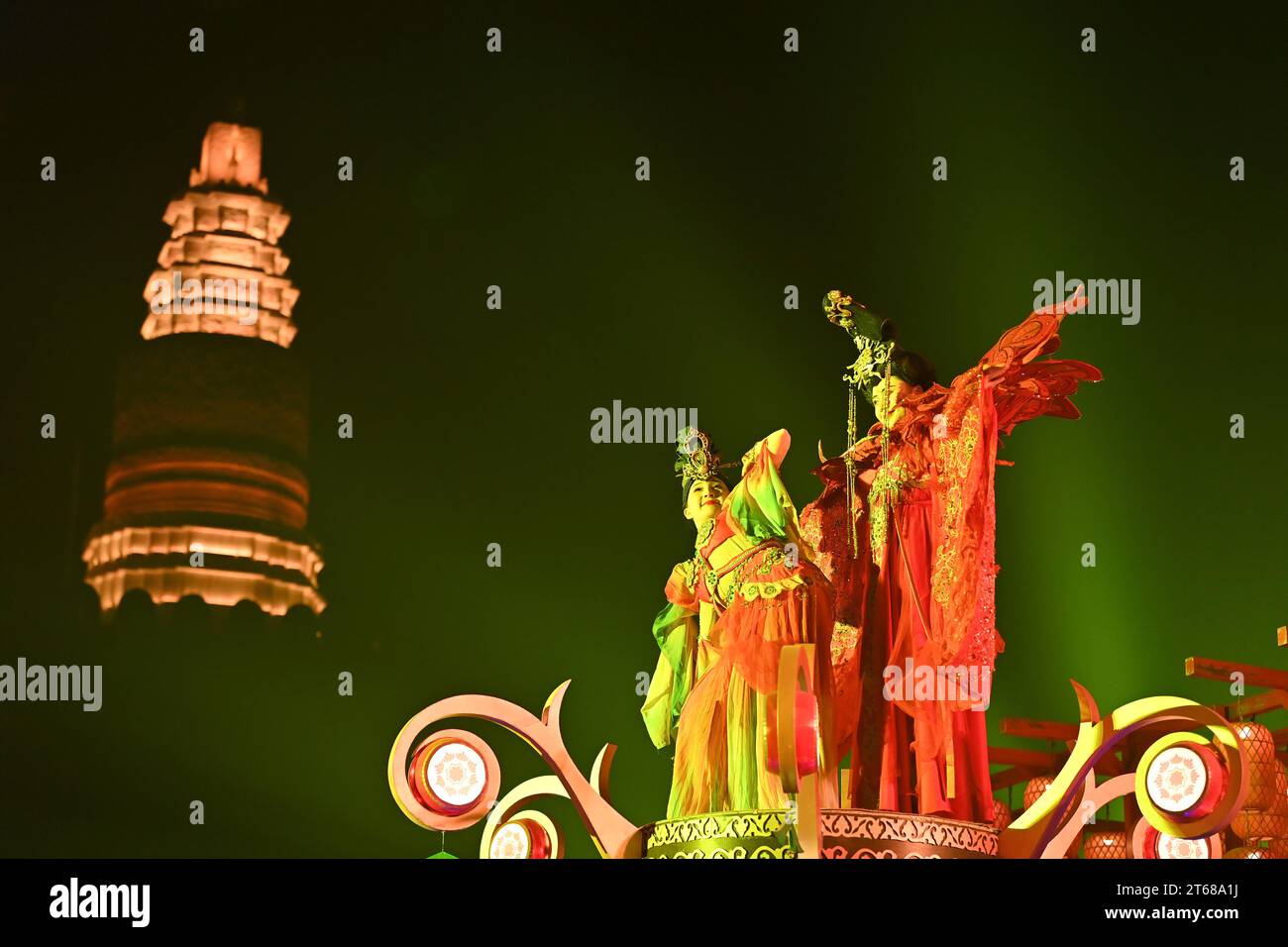 Hotan, China's Xinjiang Uygur Autonomous Region. 7th Nov, 2023. Artists ...