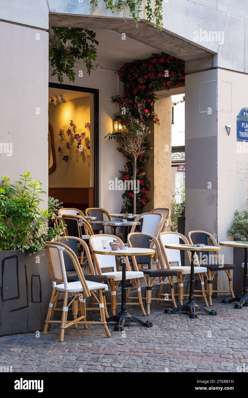 An outdoor of a cafe in Paris, France Stock Photo - Alamy